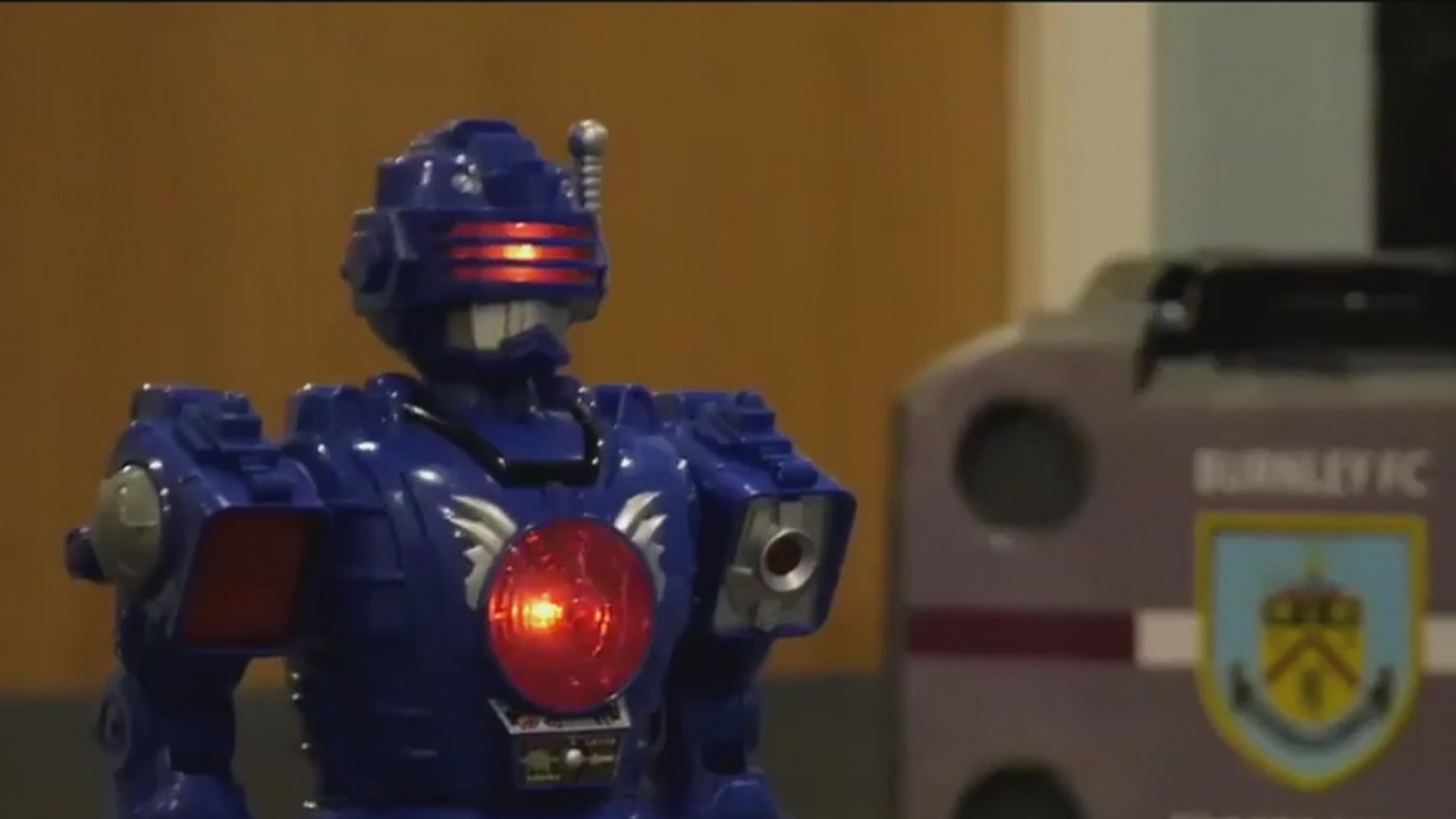 ¡Ingeniosa presentación! Con robot incluido, Peter Crouch llegó al ...