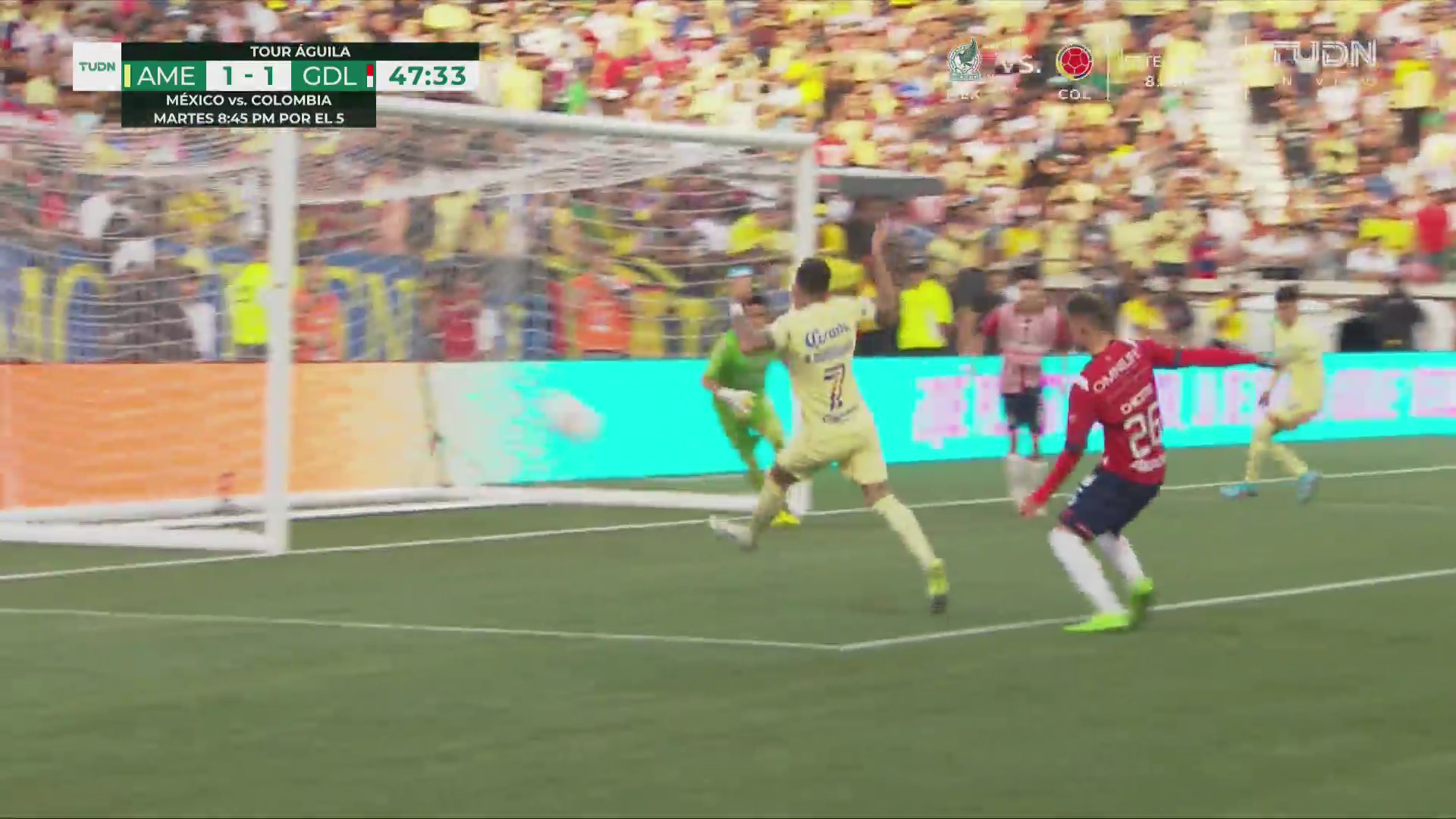 ¡Remata muy mal! Brian Rodríguez queda solo, pero le pega mal al balón ...