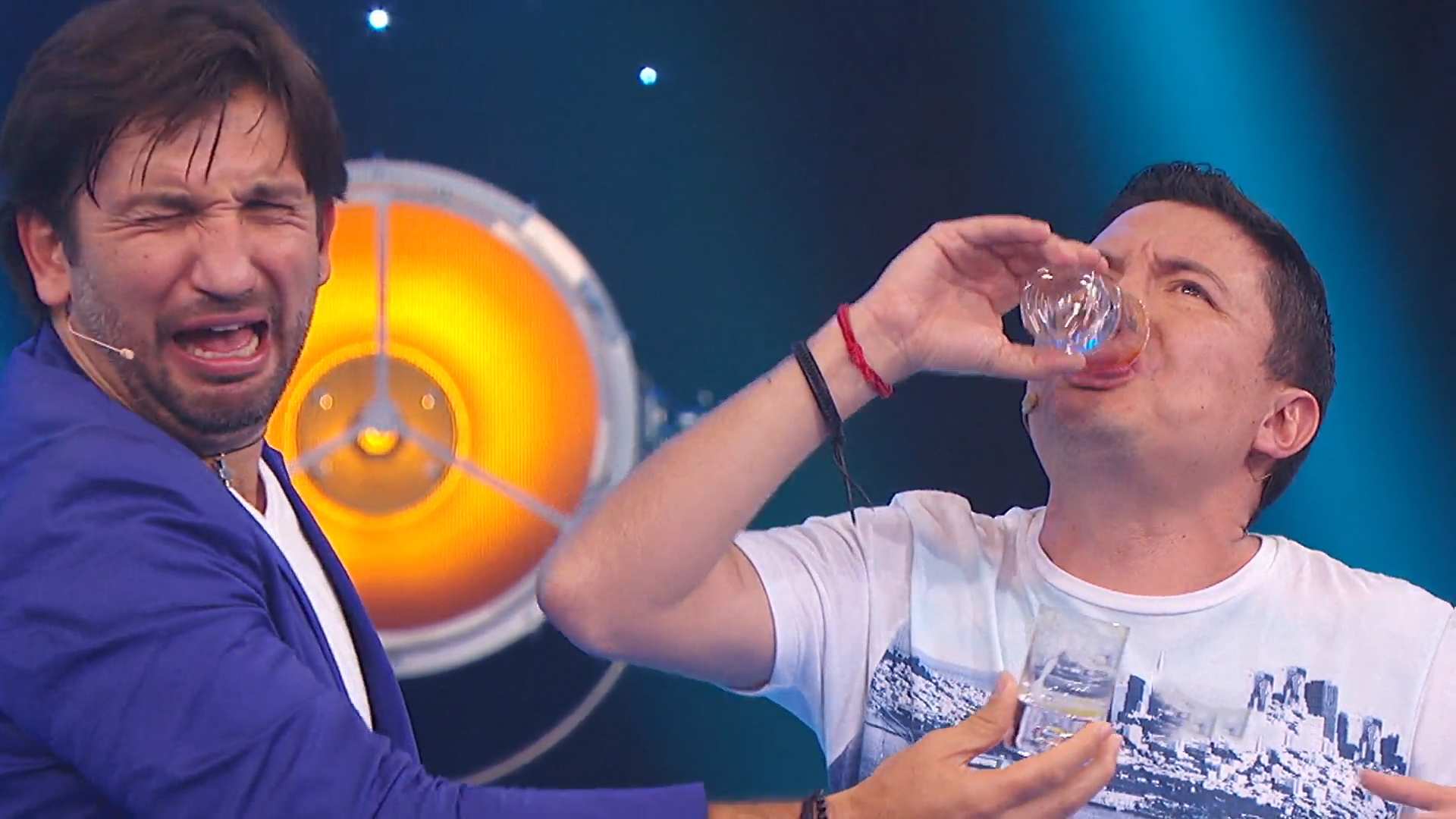 En los 'Shots' hubo jugo de naranja con patas de puerco y otras delicias | Shows Me caigo de ...