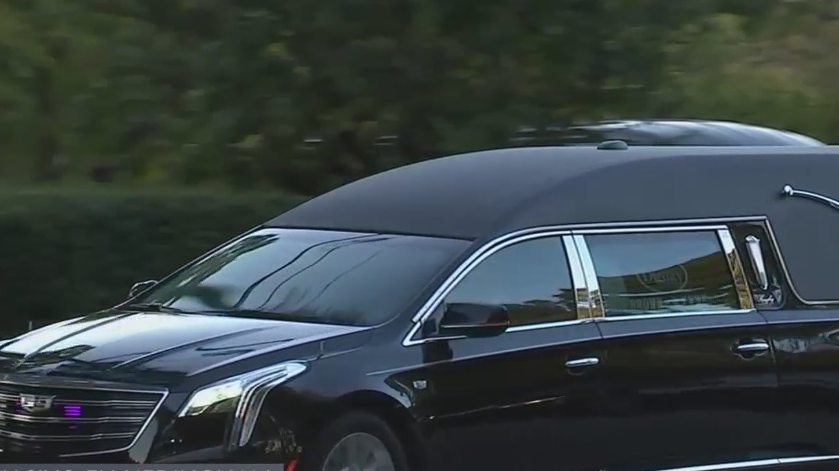 Seres queridos dan el último adiós a James Thompson, hermano del joven ...