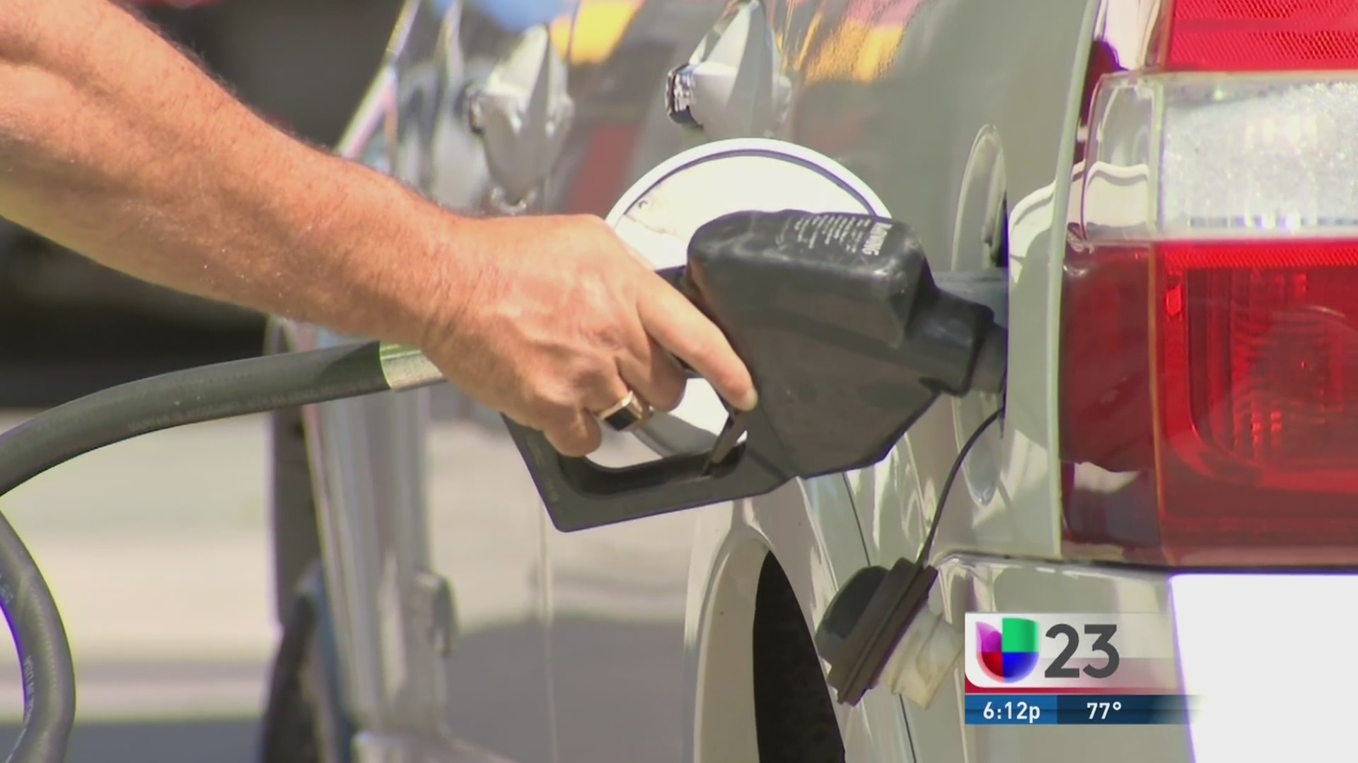 Una gasolinera en Miami enfrenta problemas legales por vender gasolina ...