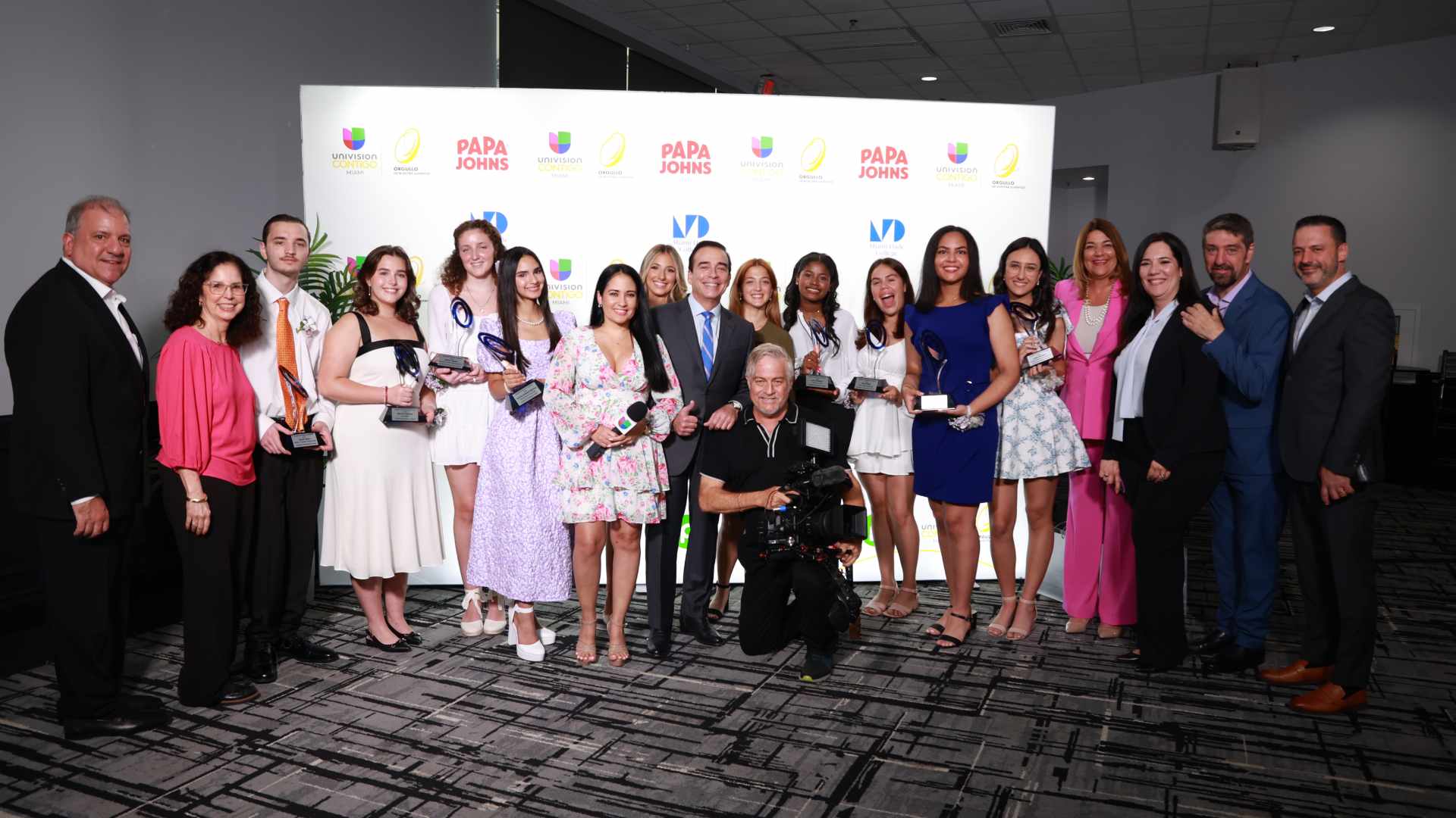 Entrega premios Orgullo de Nuestra Juventud de Noticias 23 Miami a ...