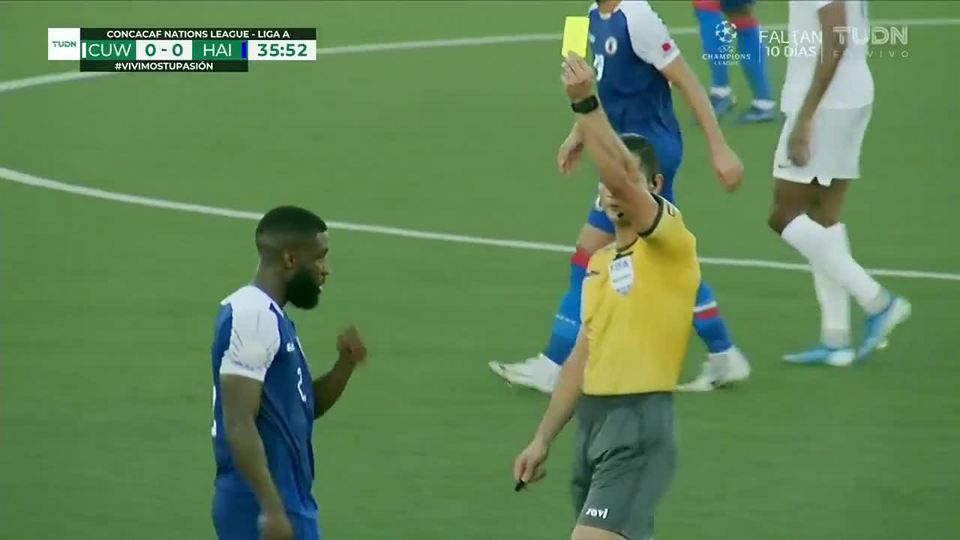 Tarjeta amarilla. El árbitro amonesta a Stéphane Lambese de Haiti ...