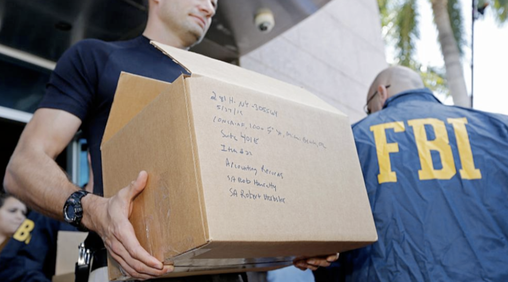 Policías arrestados por el FBI enfrentan seis cargos federales por robo ...