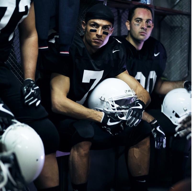 Cristiano Ronaldo se viste de jugador de futbol americano previo al ...