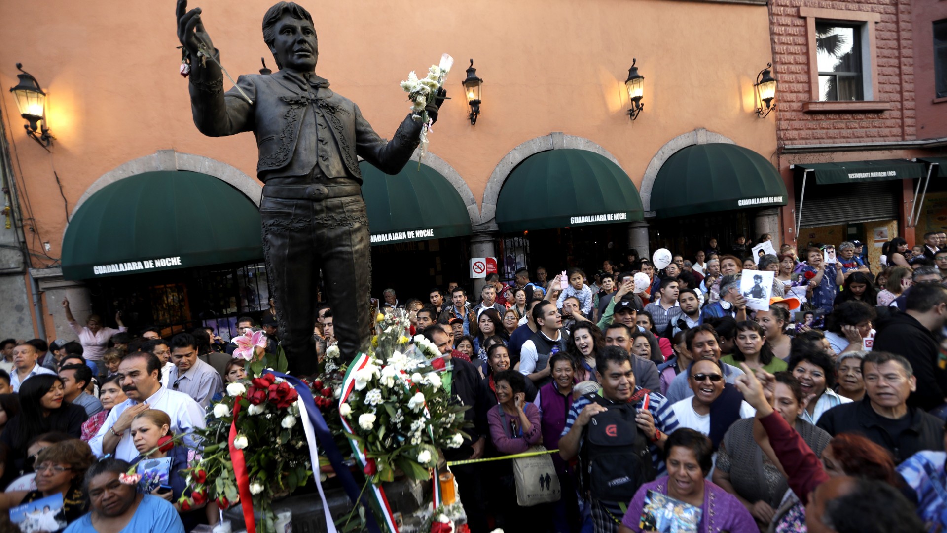 Rinden homenaje a Juan Gabriel en Garibaldi | Shows Noticiero Univision ...