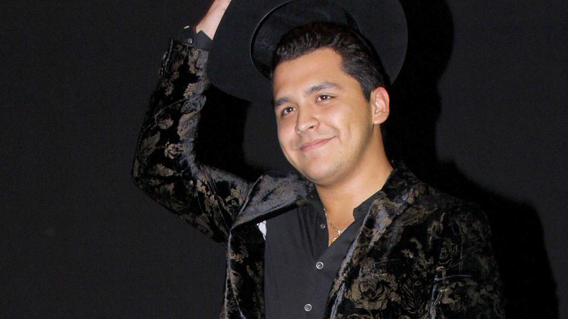 Christian Nodal ahora anda en avión privado y qué bien le sienta ...