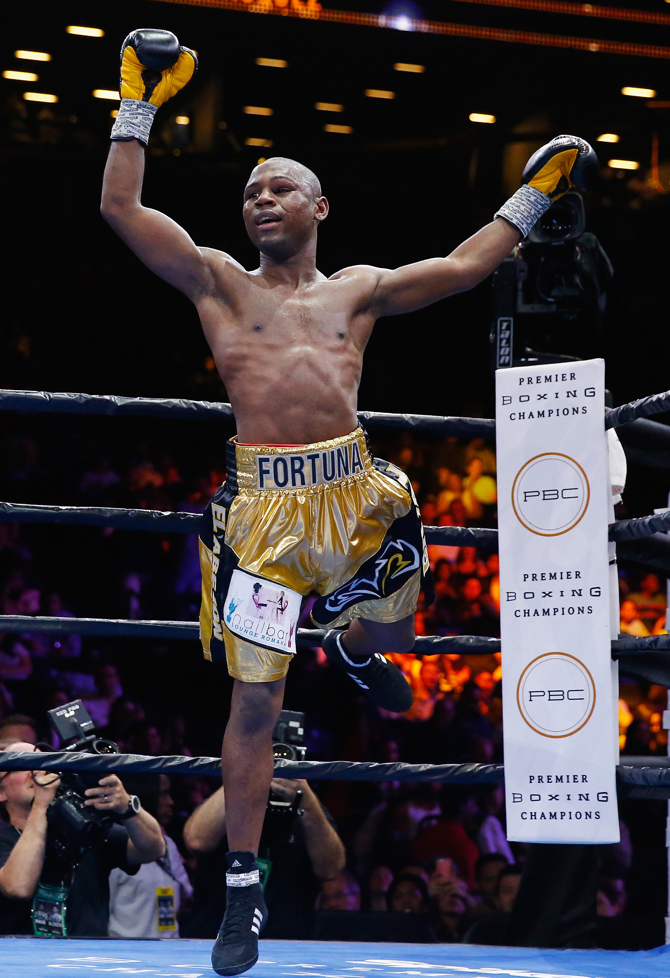 Javier Fortuna retuvo título súper pluma AMB con TKO a Carlos Iván ...