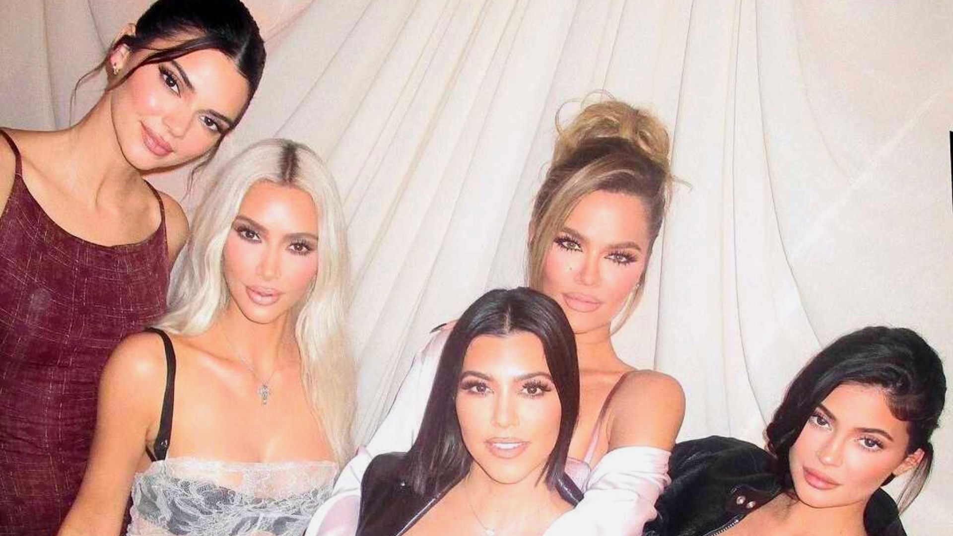 Los looks que las Kardashian-Jenner usaron en su cena de Navidad: brillos, transparencias y ...