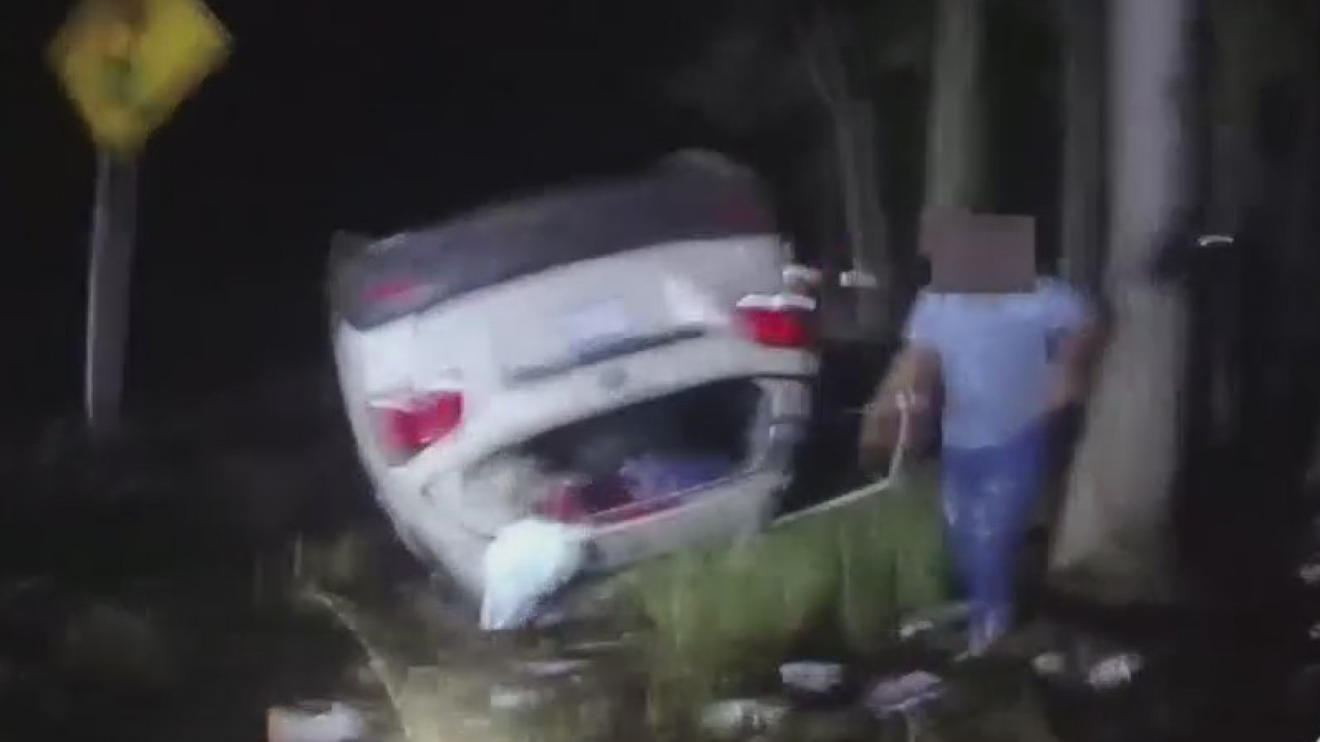 Con sus propias manos, oficial logra voltear auto volcado y salva la ...