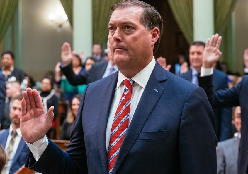 Asambleísta republicano Bill Brough, acusado de violación a una ...