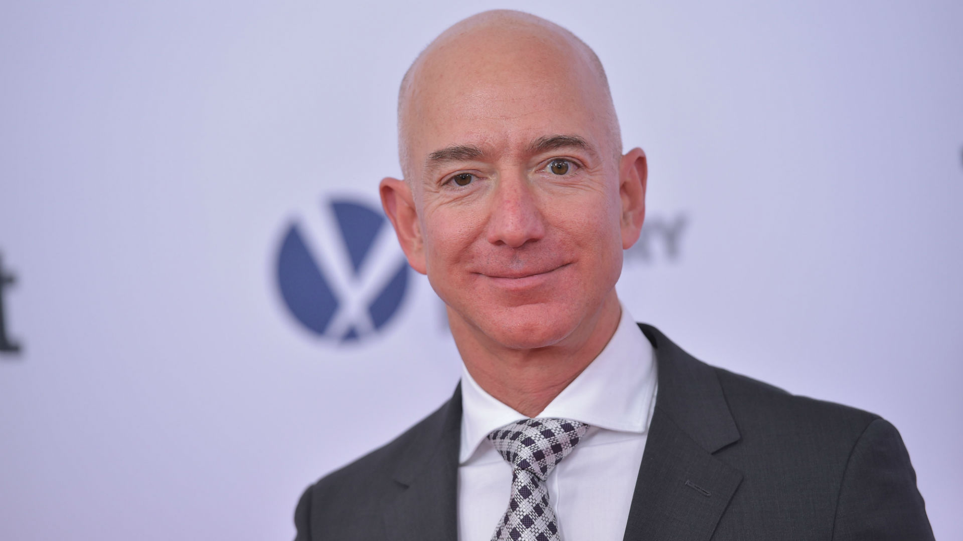La revista Forbes reconoce al creador de Amazon como el hombre más rico ...