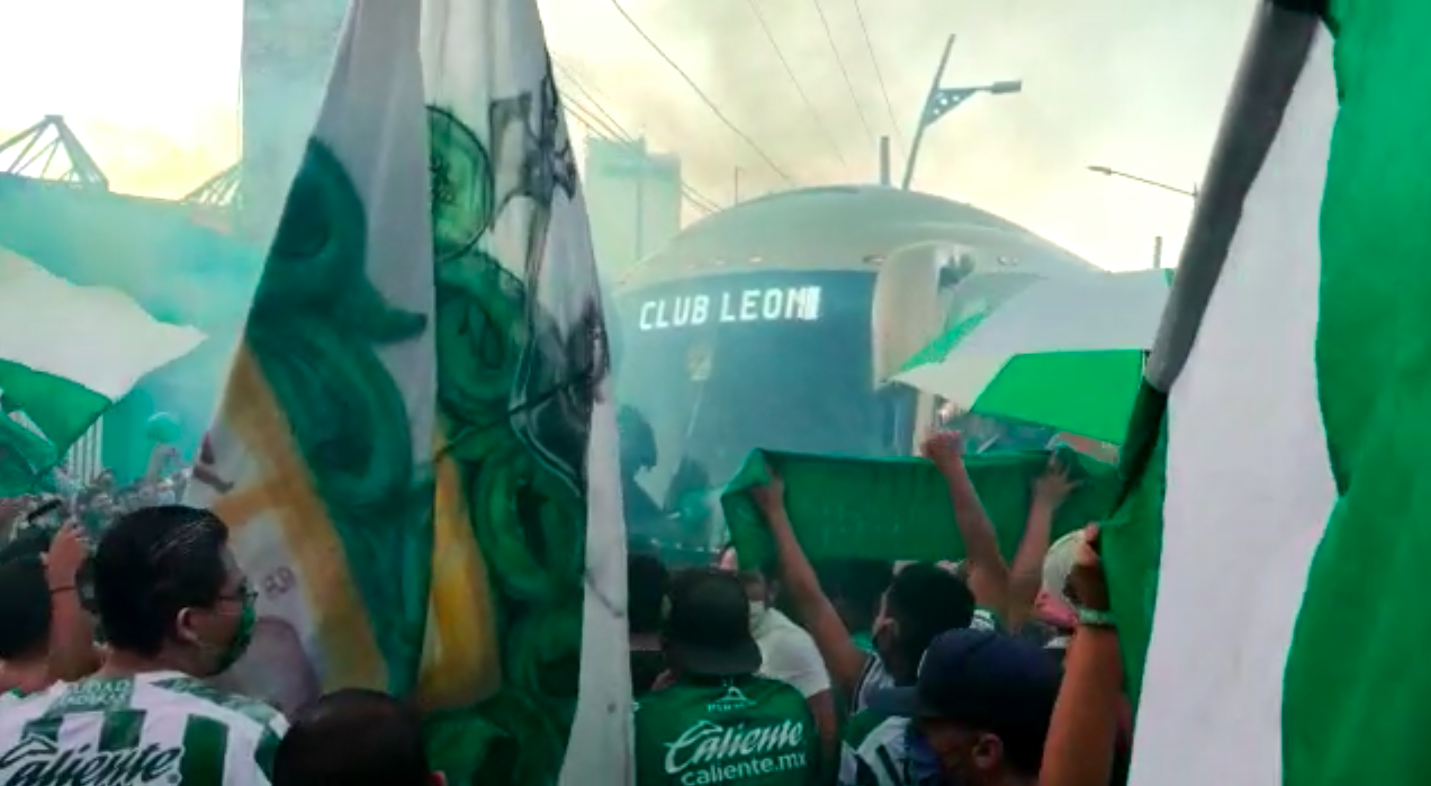 Fans del León reciben al equipo en las inmediaciones del Nou Camp ...