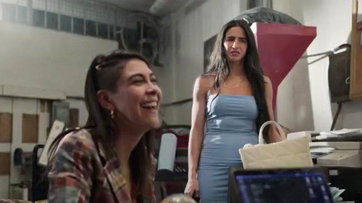 LALOLA: Alexa le ayuda a Lola a conseguir papeles de identidad | Series ...