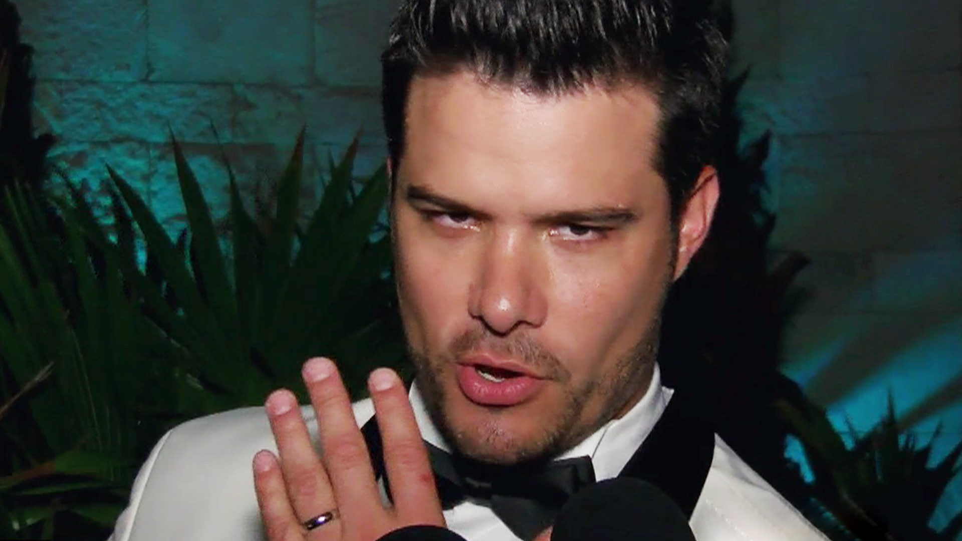 Feliz y enamorado: Brandon Peniche presume con orgullo su argolla de ...