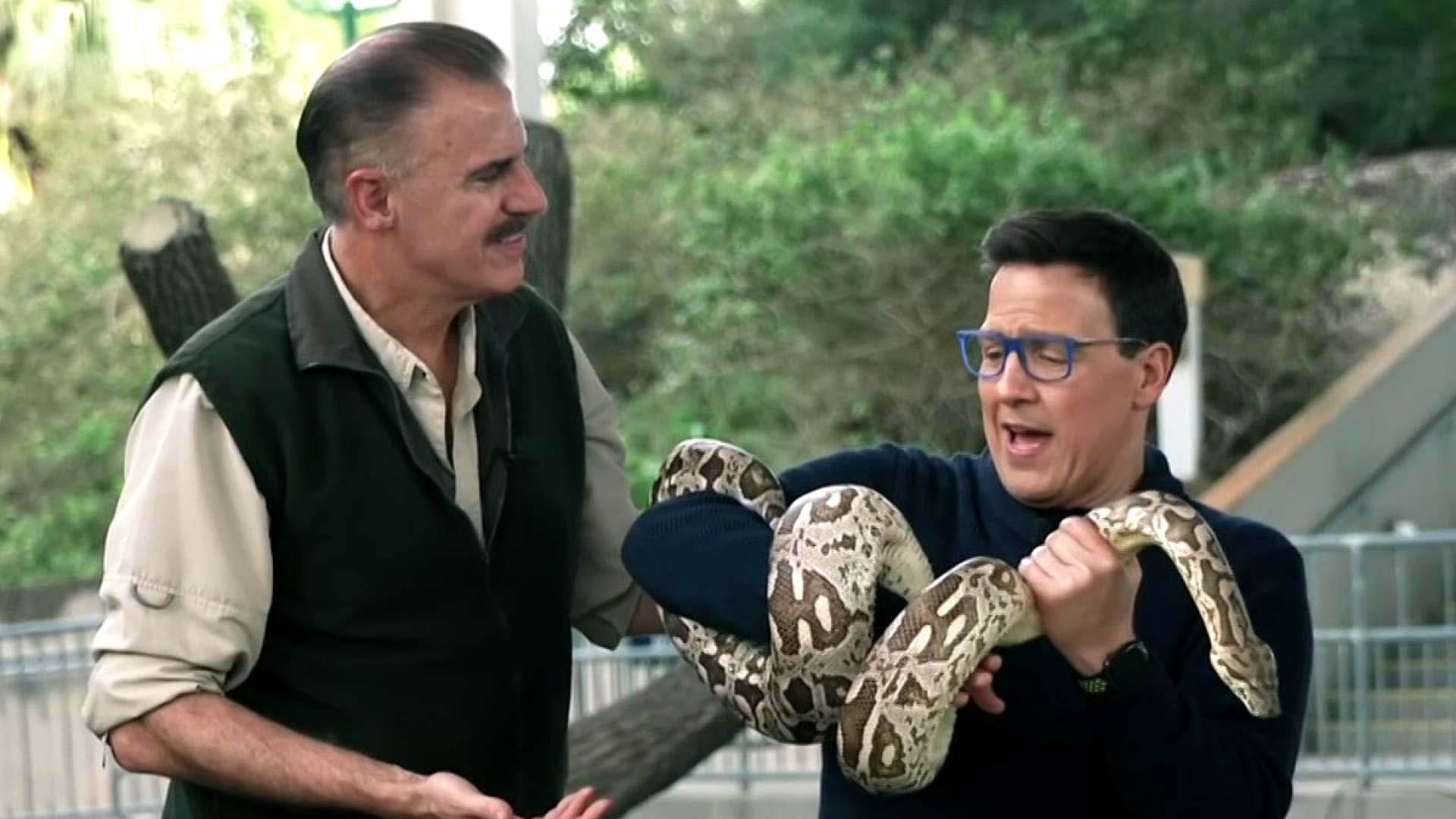 Raúl González no esperaba cargar una serpiente enorme en su reencuentro ...