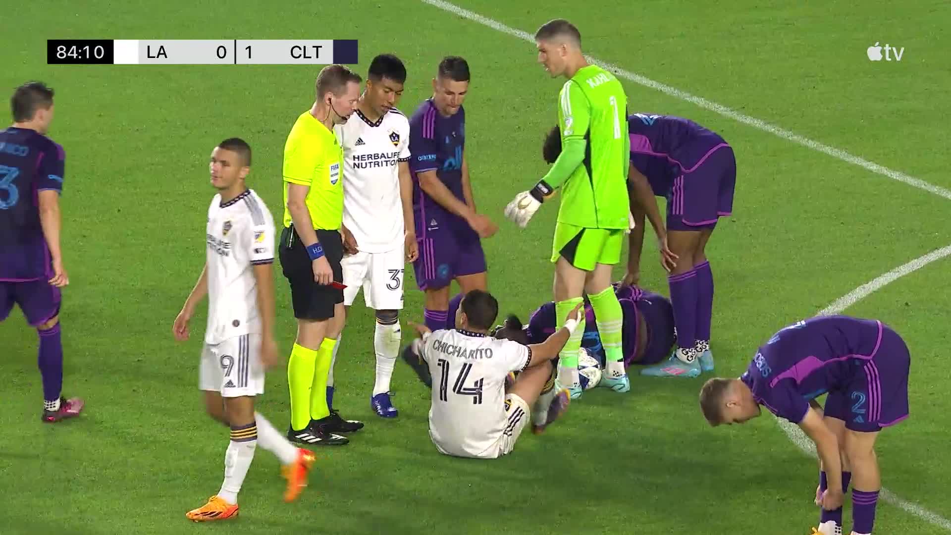 ¡De cárcel! ‘Chicharito’ Hernández se va expulsado tras duro 'planchazo ...