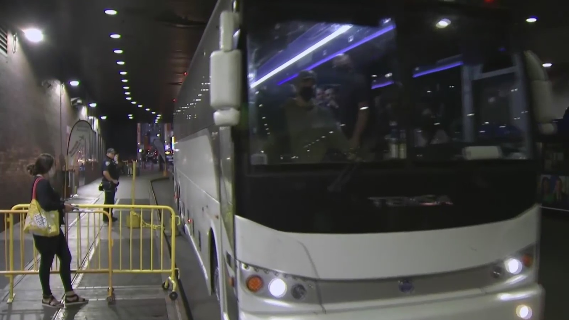 Empresa de buses acuerda detener transporte de migrantes a Nueva York ...
