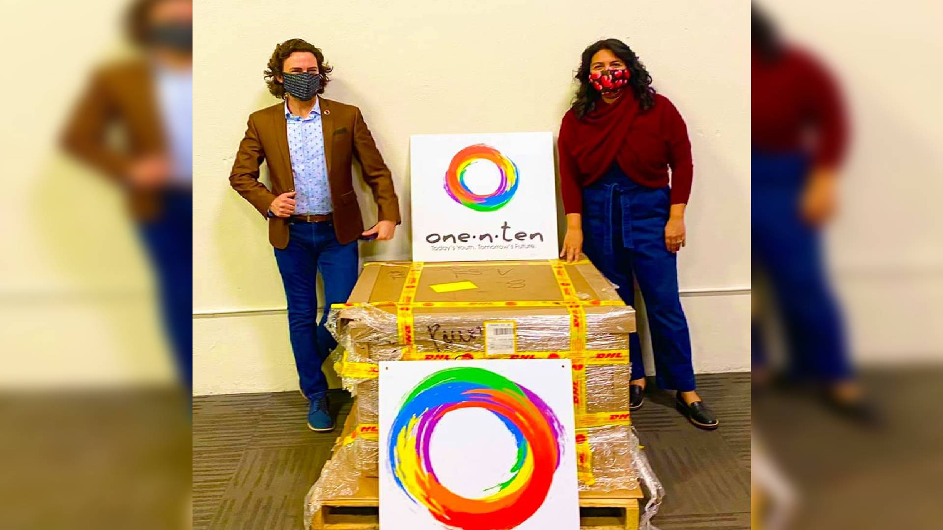 Entregan computadoras portátiles a la organización One-n-Ten en Phoenix ...