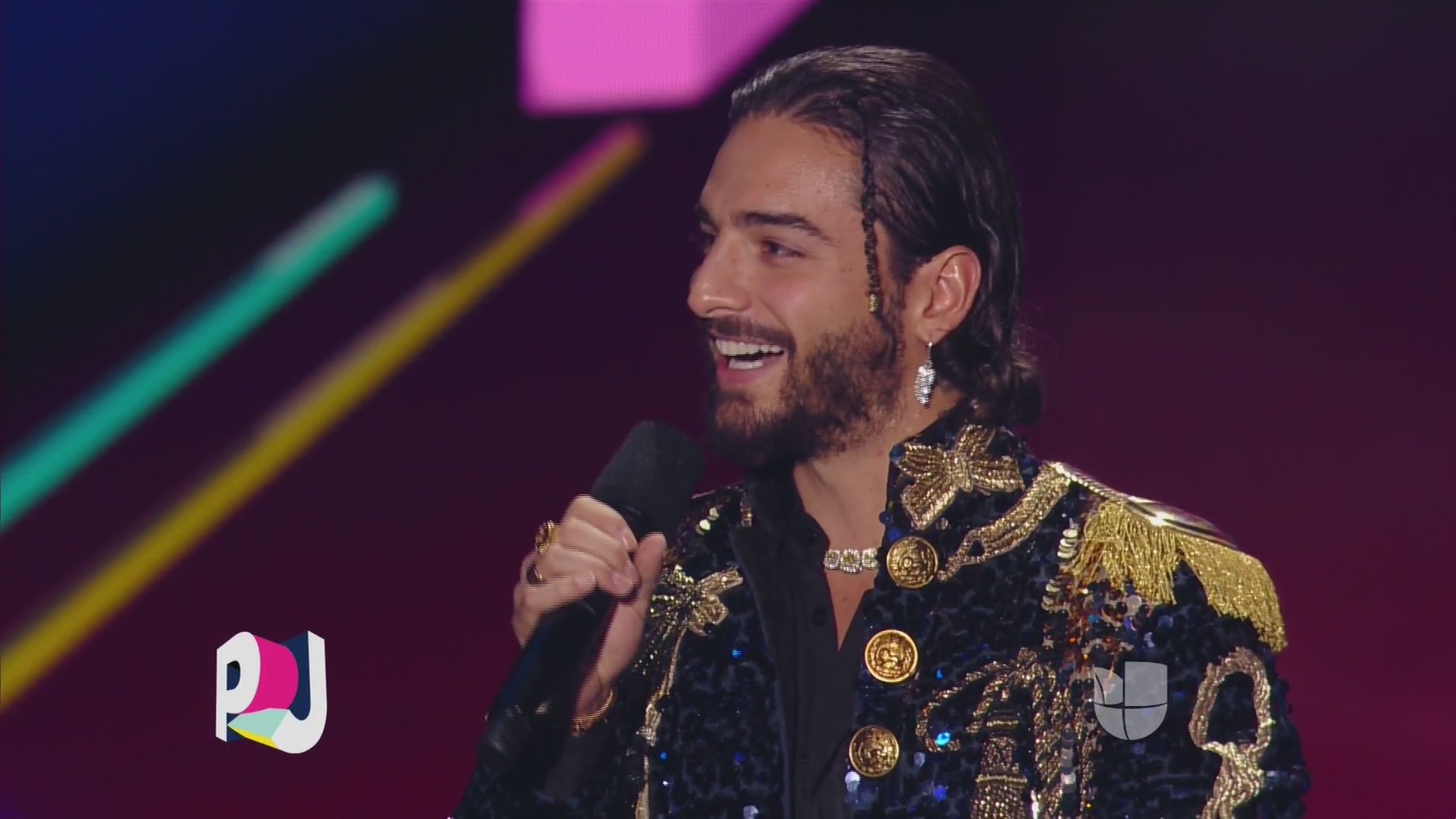 Maluma revela su secreto para mantener los pies en la tierra en Premios ...