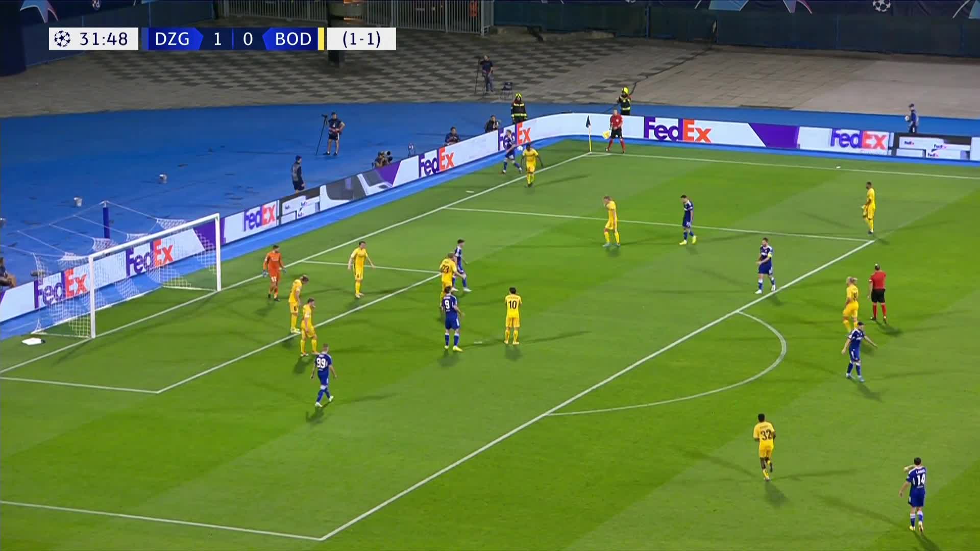 ¡CERCA! Arijan Ademi disparó que se estrella en el poste. | Deportes ...