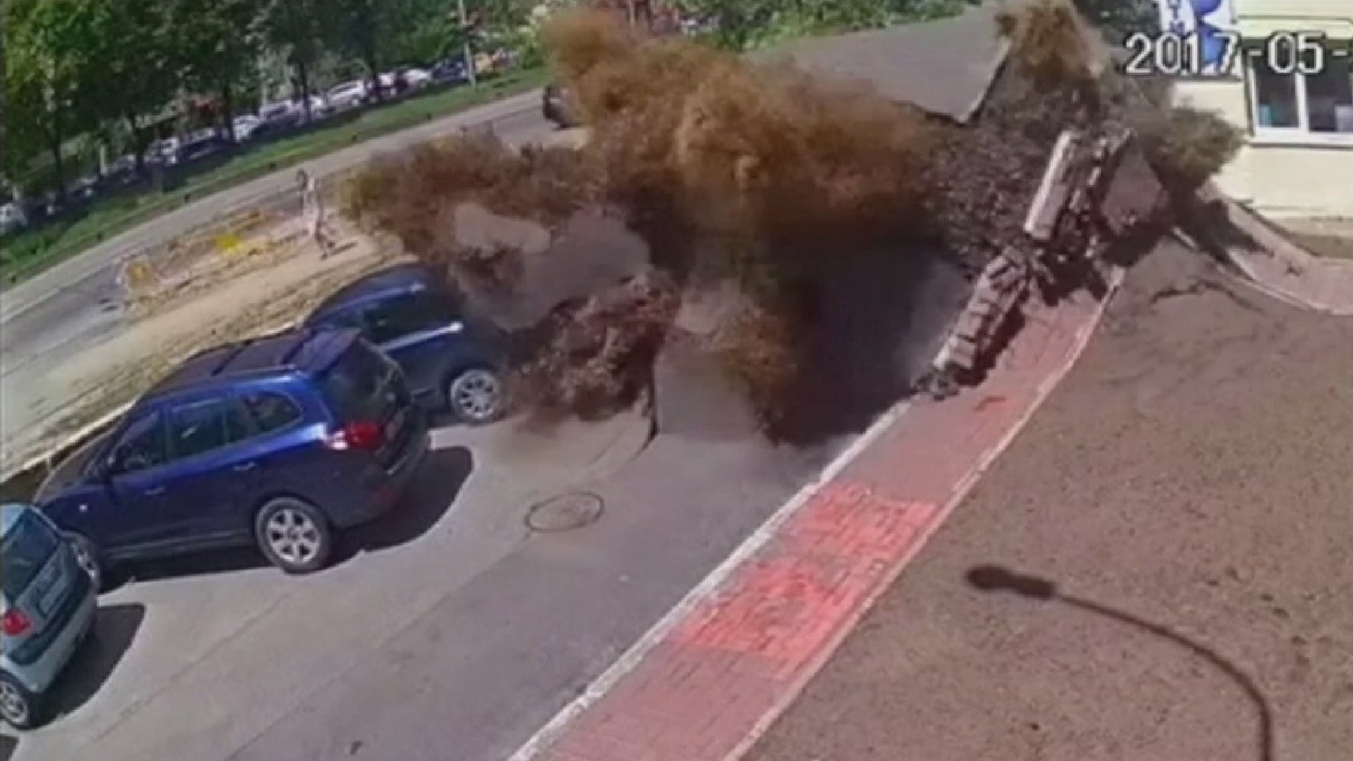 En video, la impresionante explosión de una tubería de agua que ...