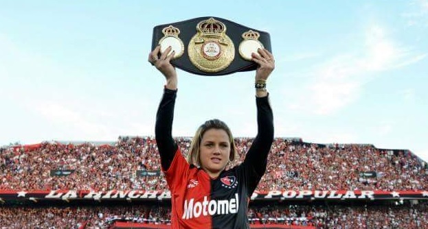 Daniela Bermúdez noqueó a Tomomi Takano y retuvo título supermosca OMB ...