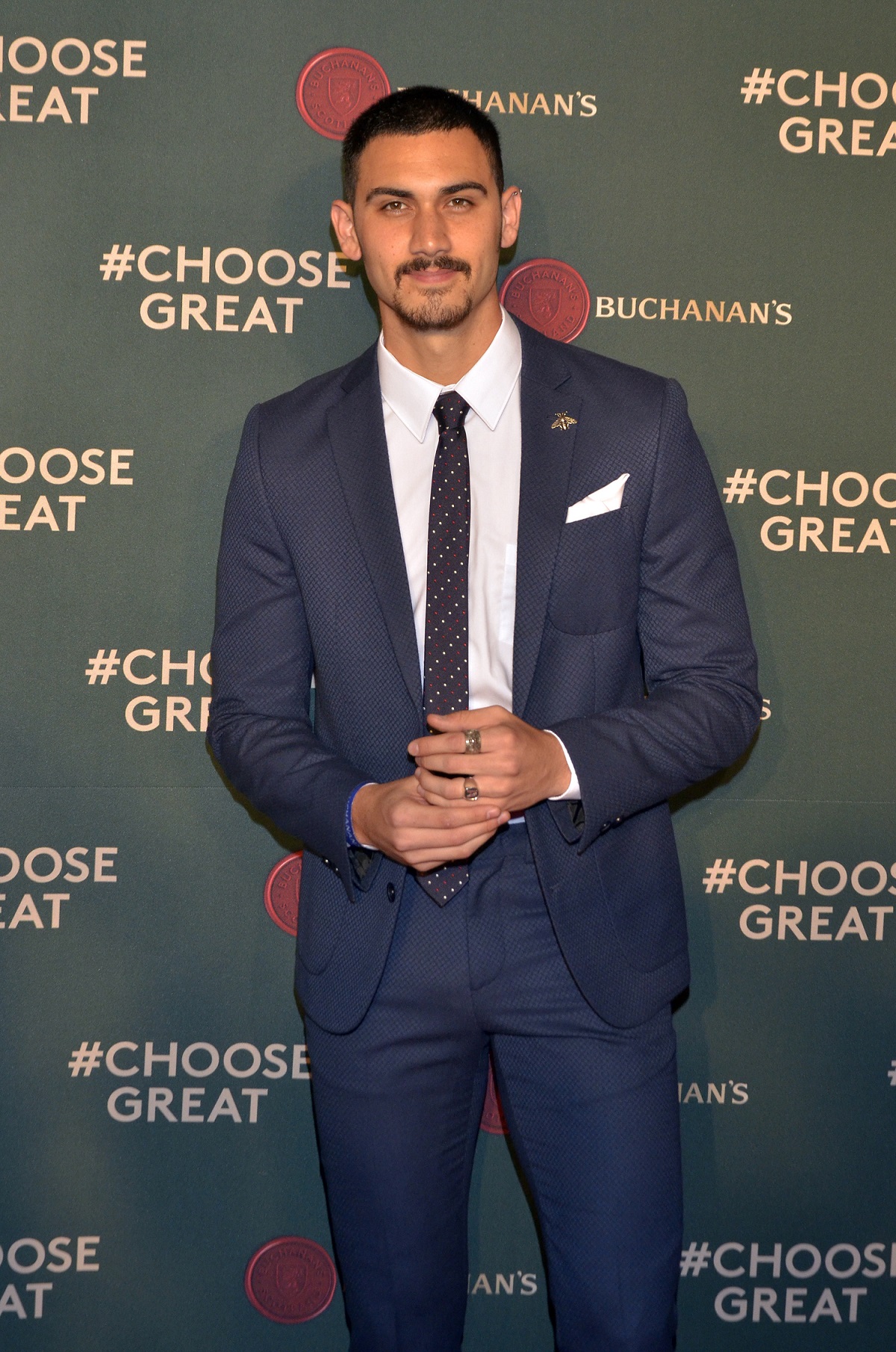 Alejandro Speitzer enamora al aceptar tacos que le invitaron fans y se ...