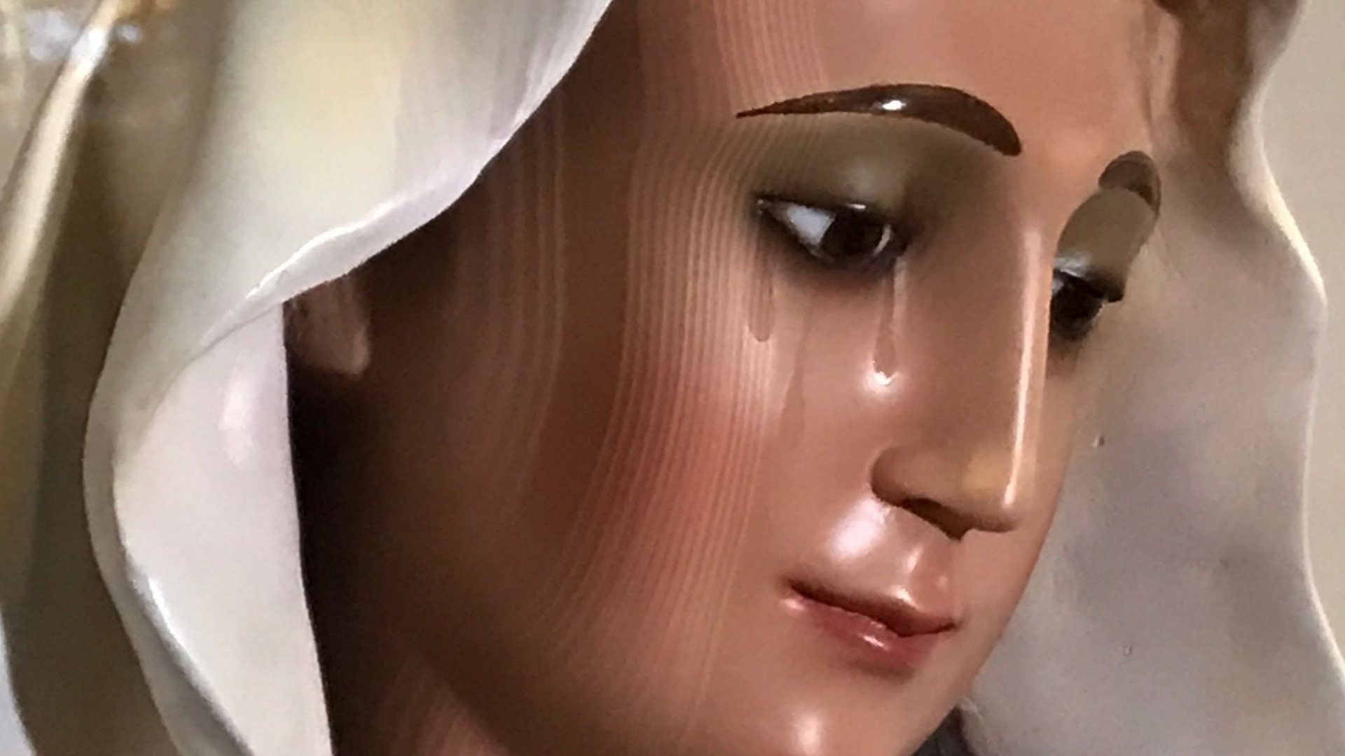 ¿Es un milagro? Aseguran que la Virgen María está llorando en iglesia ...