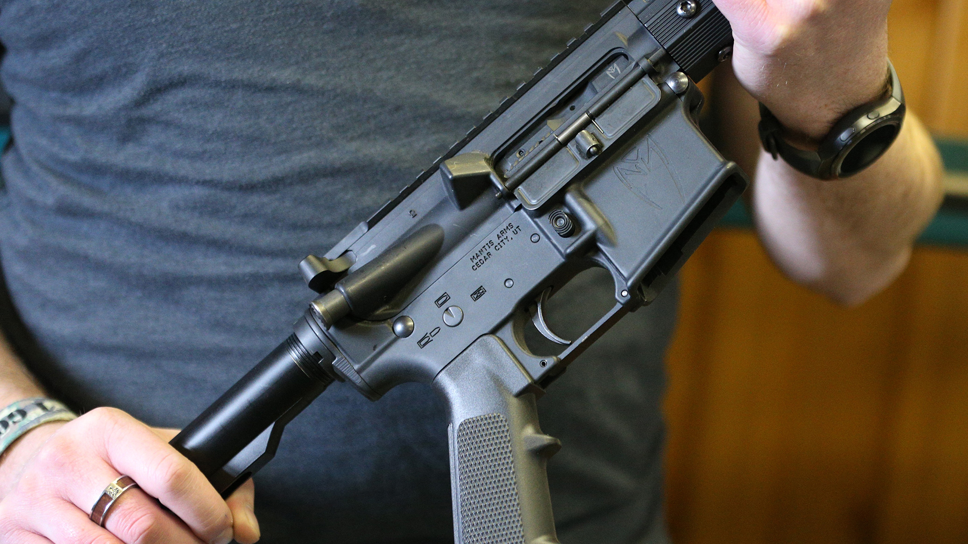 Apenas 18 años se necesitan para comprar el AR-15, el fusil de asalto ...