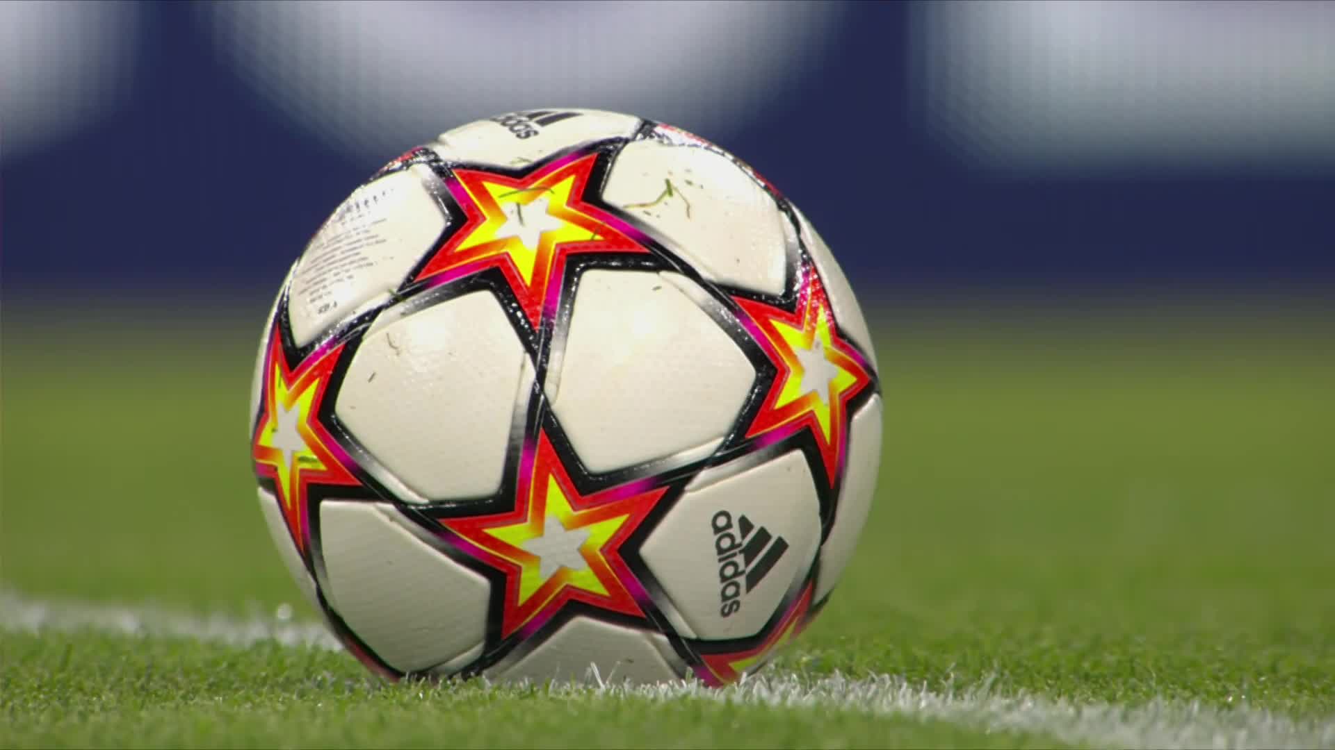 Arranca el partido y la pelota está en juego. | Deportes UEFA Champions ...