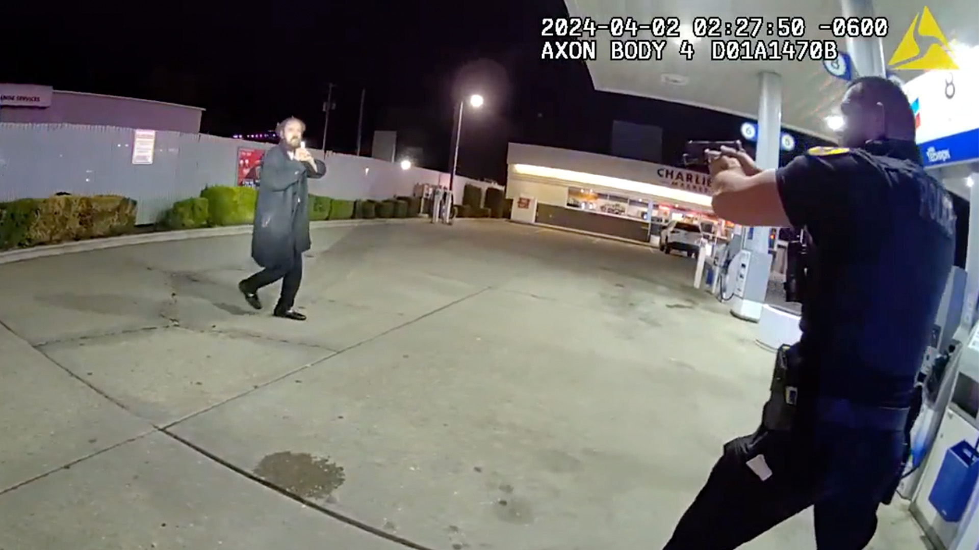 Oficiales disparan contra sospechoso armado con un cuchillo | Video ...