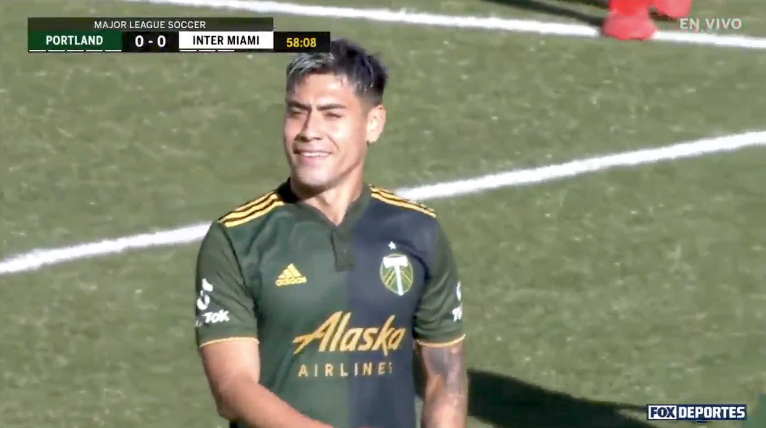 Felipe Mora la manda a guardar con un derechazo, pero el gol es anulado ...