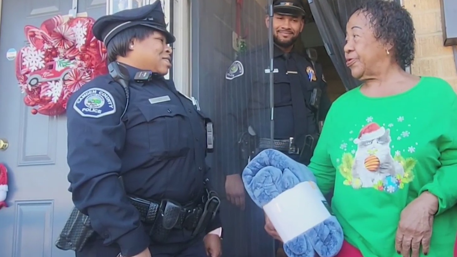 Programa ‘Senior Watch’ en Camden ayuda a adultos mayores | Video ...