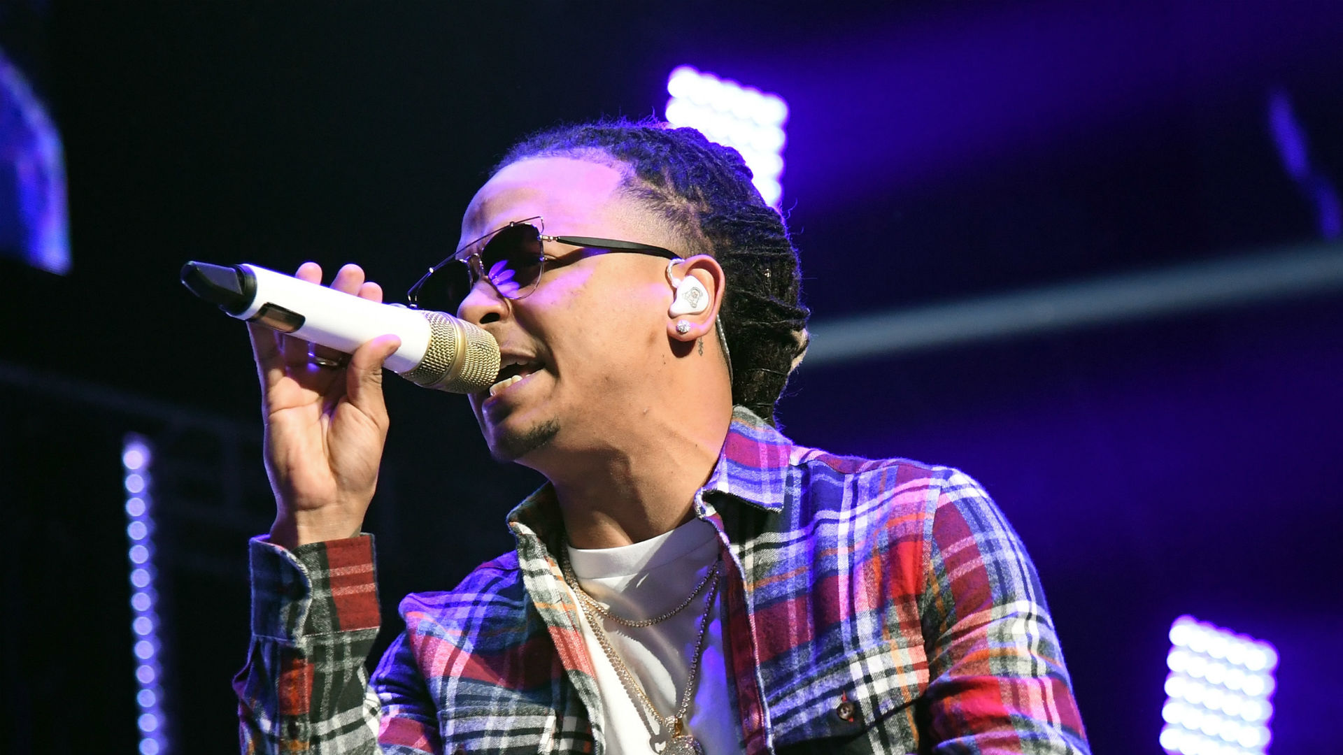 En video: Cantante Ozuna golpea en la cabeza a guardia de seguridad en ...