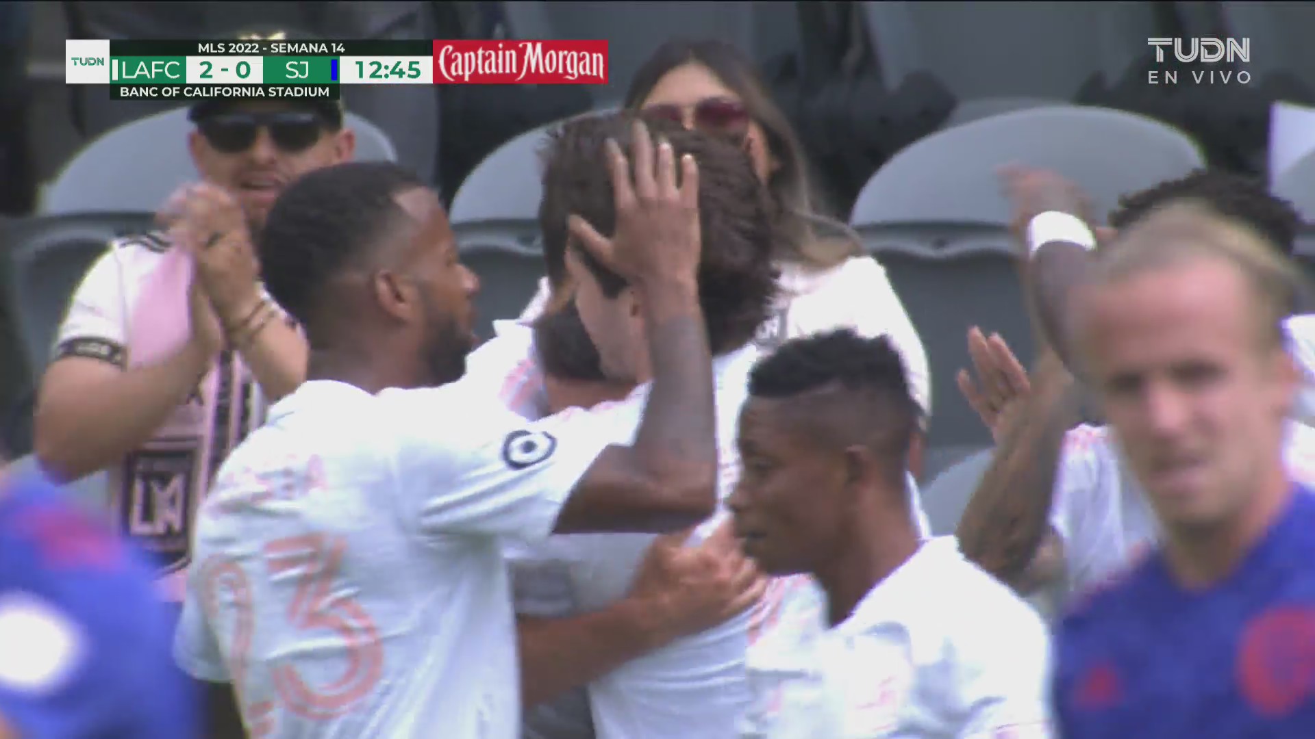 ¡Lo van a soñar! Nadie presiona a Hollingshead y firma el 2-0 ...