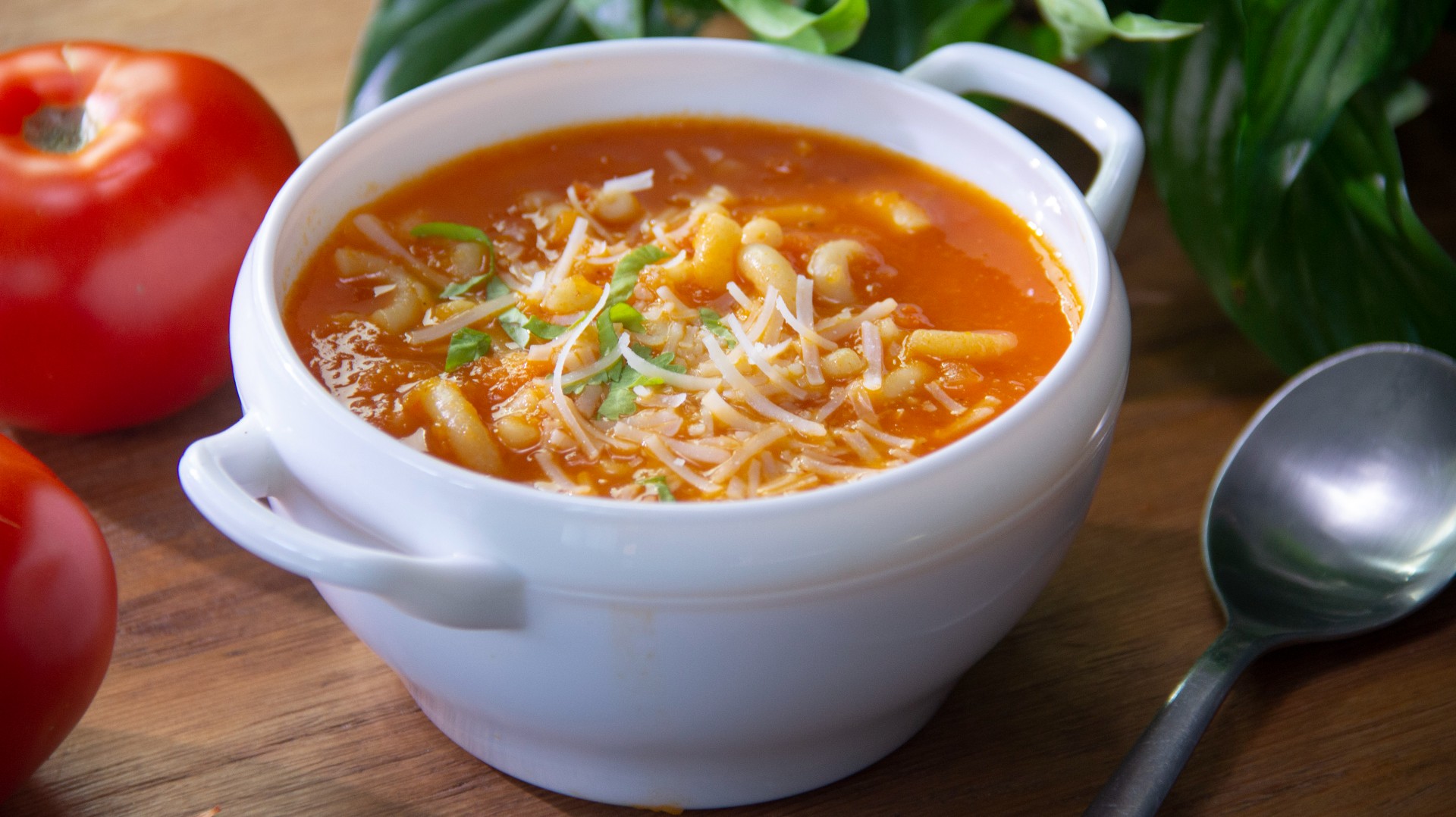 Sopa de pasta con tomate y queso | Delicioso | Univision