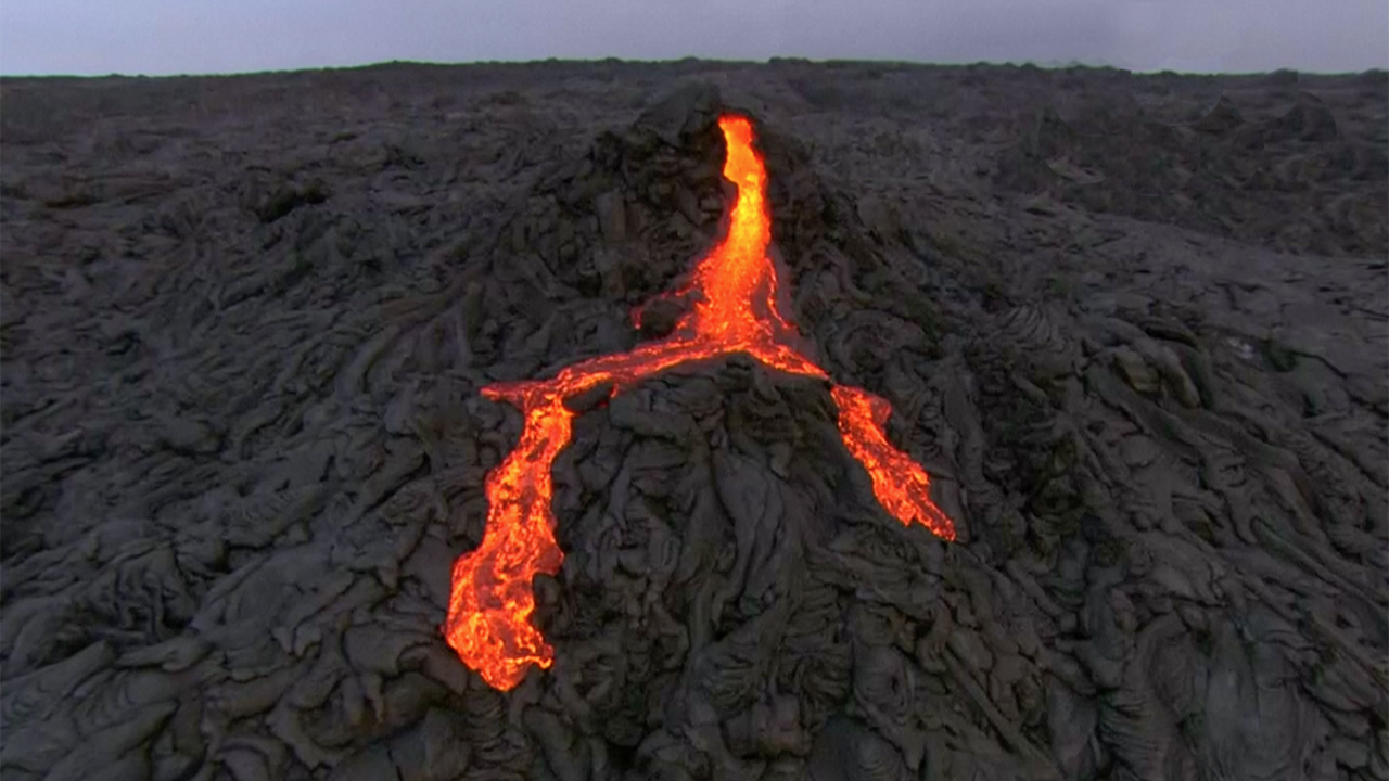 Imágenes aéreas muestran ríos de lava que fluyen del volcán más activo ...