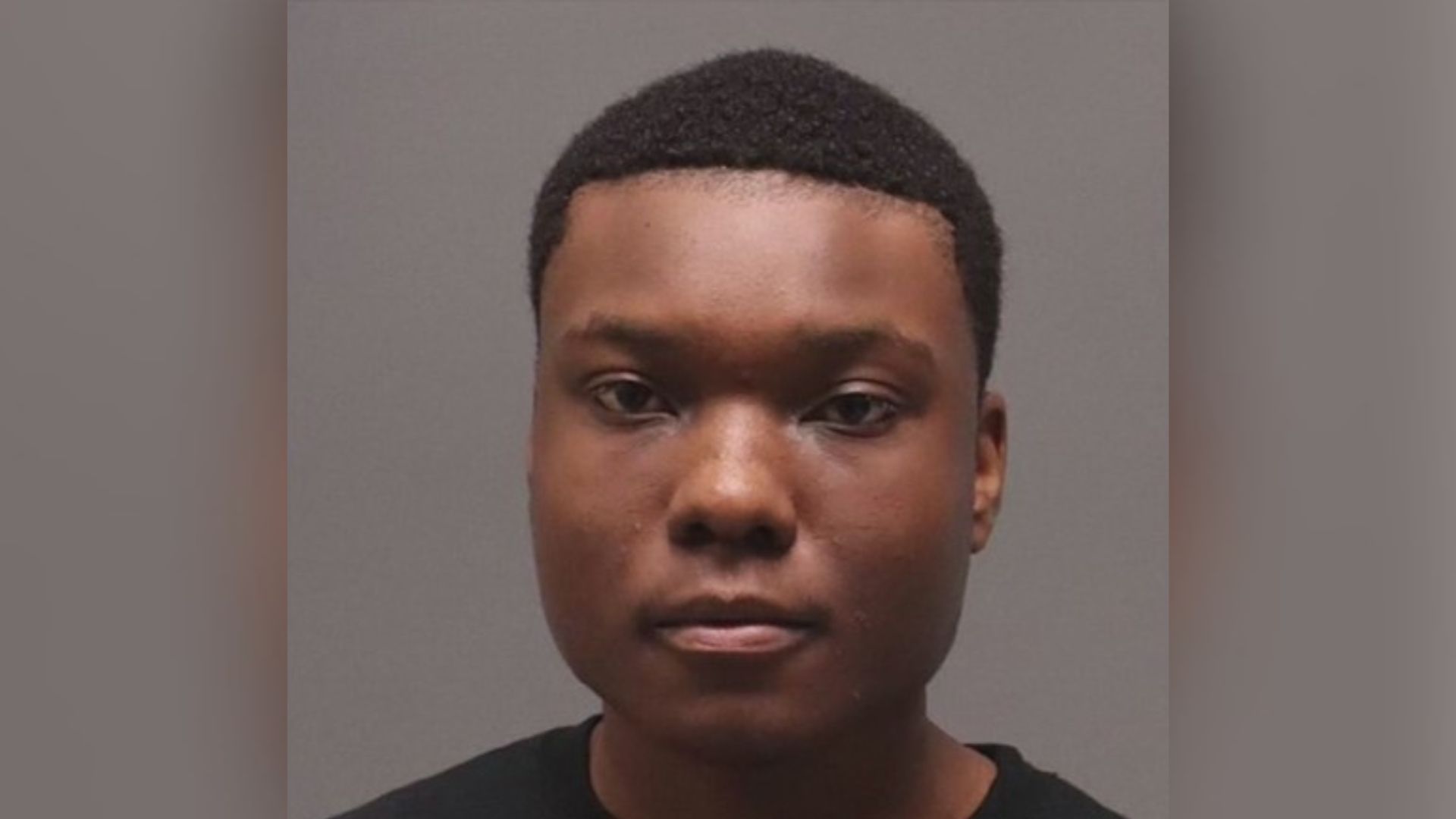 Adolescente es arrestado y acusado de robo a mano armada en el centro ...