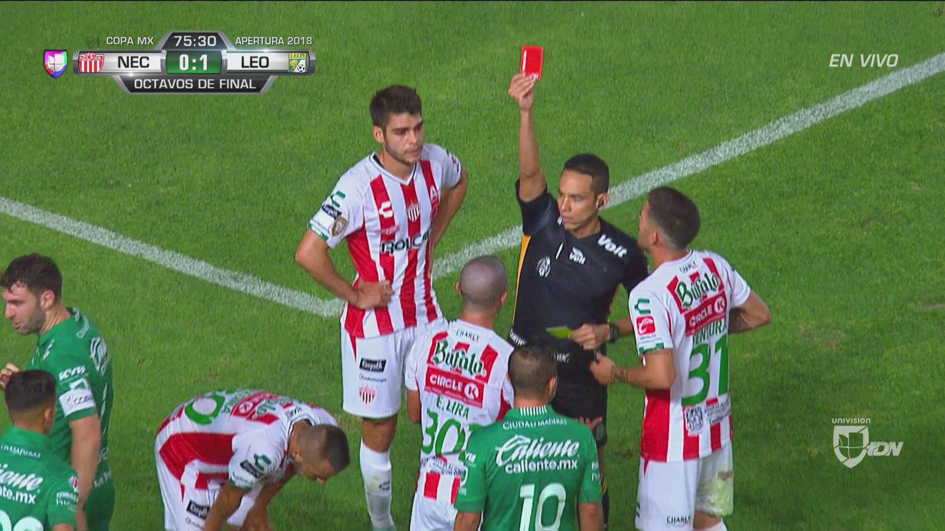 Erik Lira es expulsado con doble amarilla por alzar las manos | TUDN ...