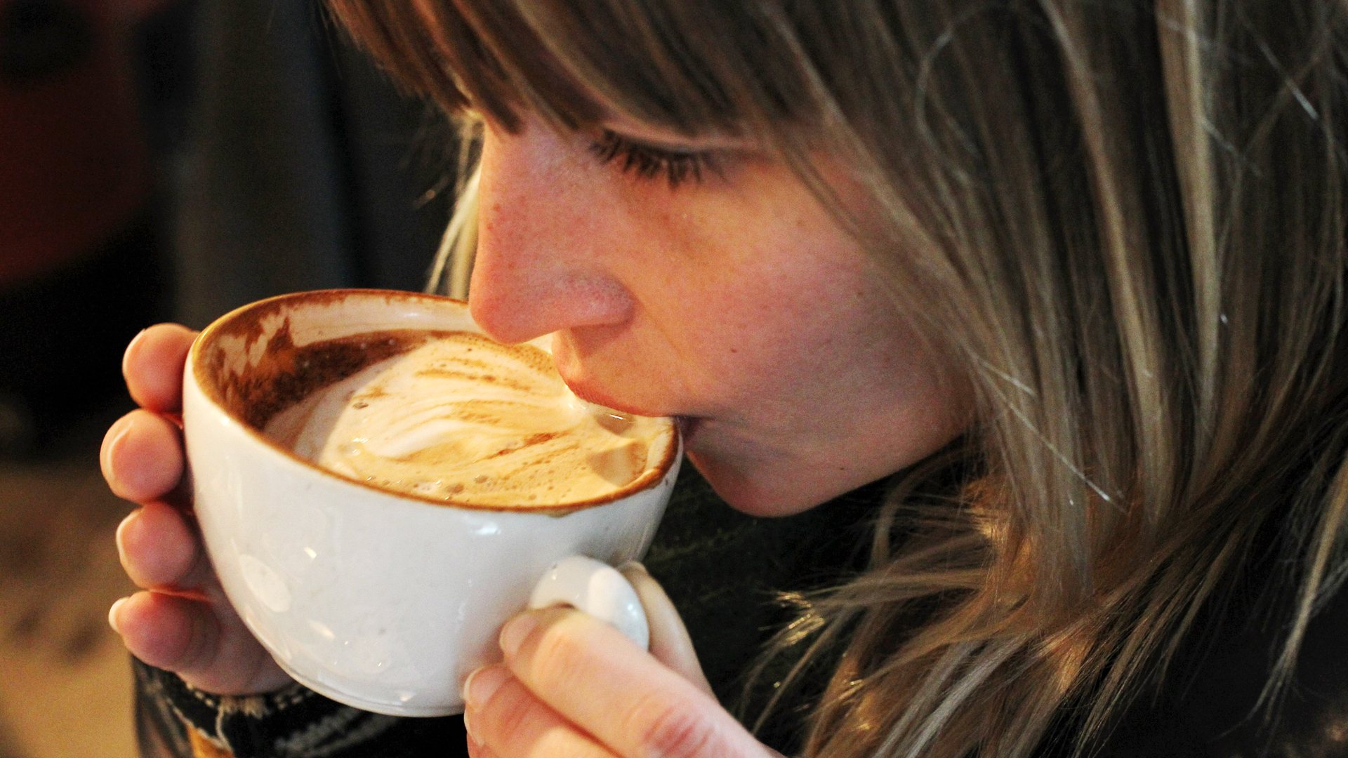 Memoria, salud, felicidad y belleza: los múltiples beneficios de beber ...