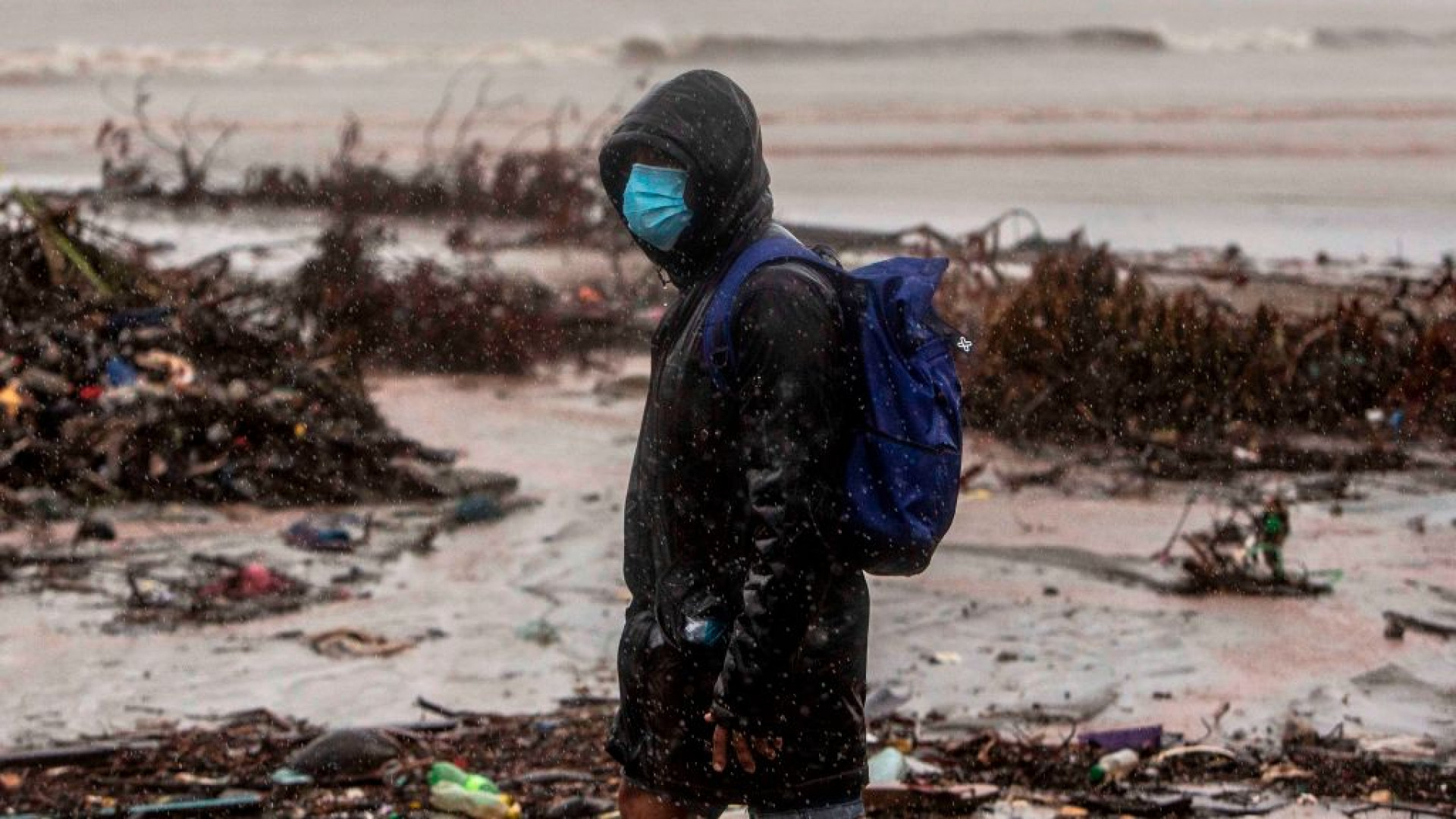 Techos volando, inundaciones e inmensas olas: imágenes de los destrozos ...