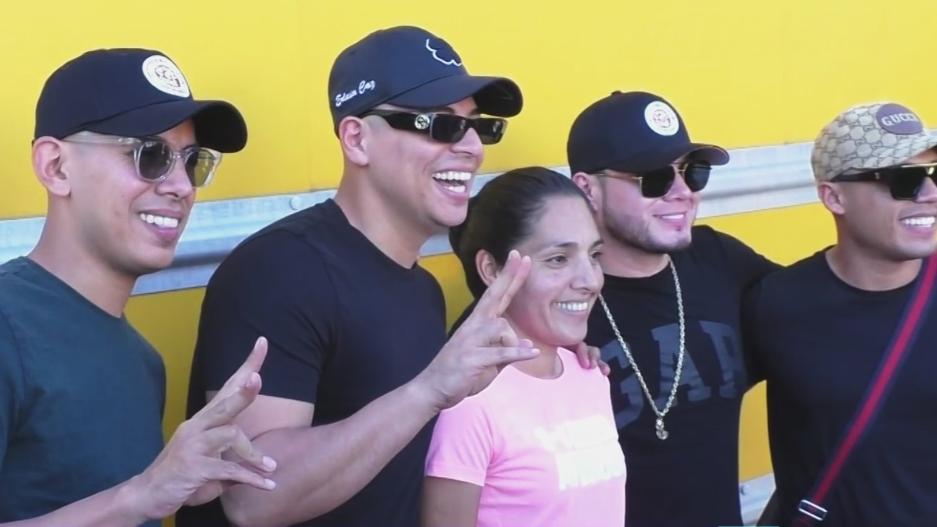 Grupo Firme tuvo que improvisar una sesión de fotos con cientos de fans ...