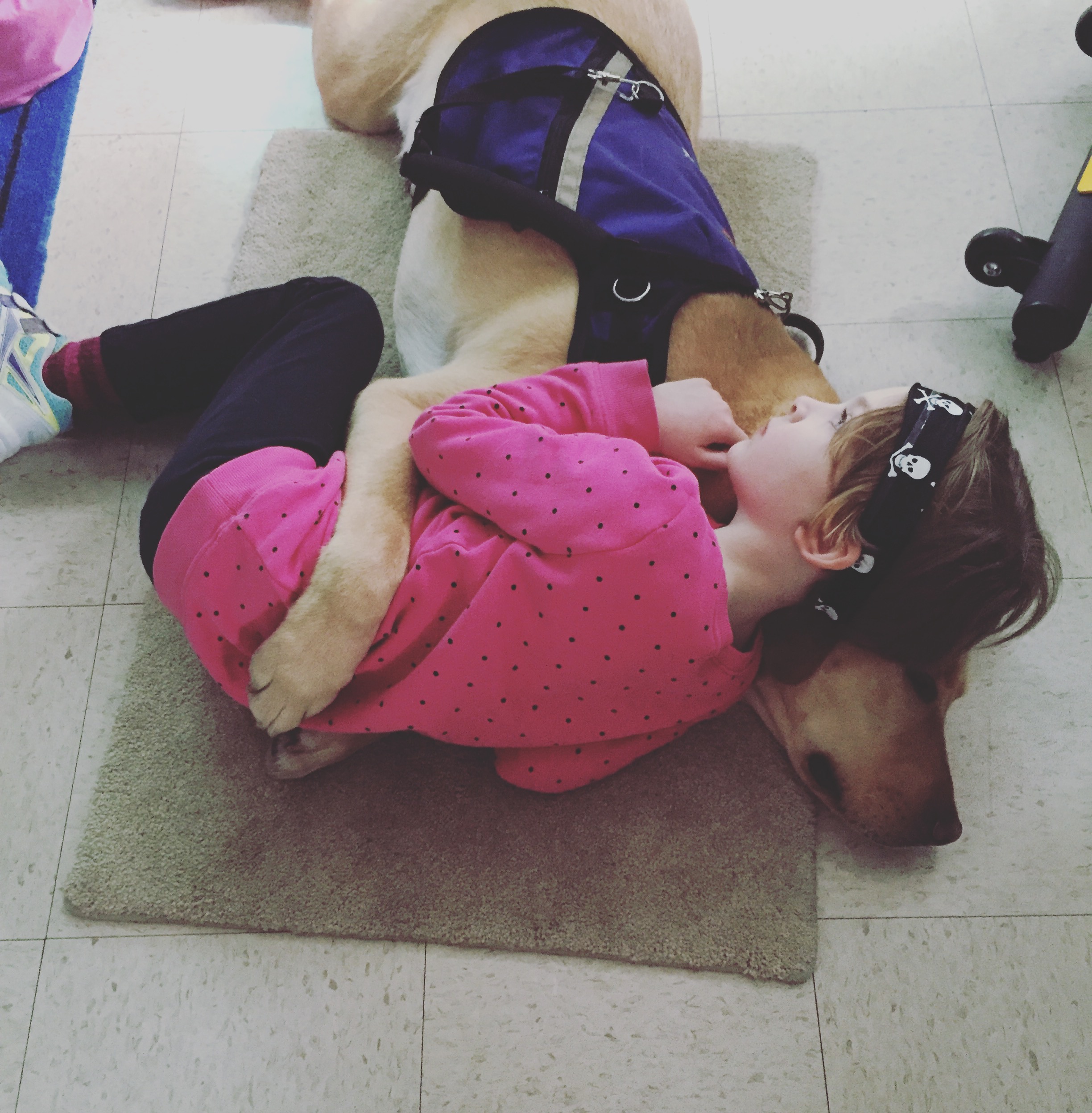 When it Becomes Too Much: A Little Girl and Her Service Dog | Estilo de ...