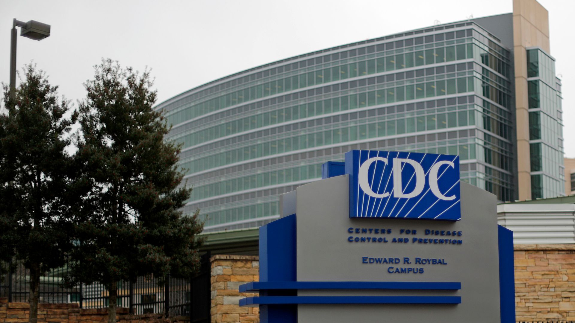 Los CDC votan sobre qué grupos recibirán primero la vacuna, te ...