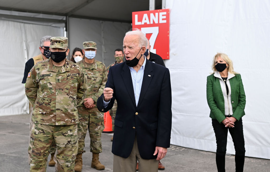 Biden visita un centro de vacunación y a los afectados por la tormenta ...