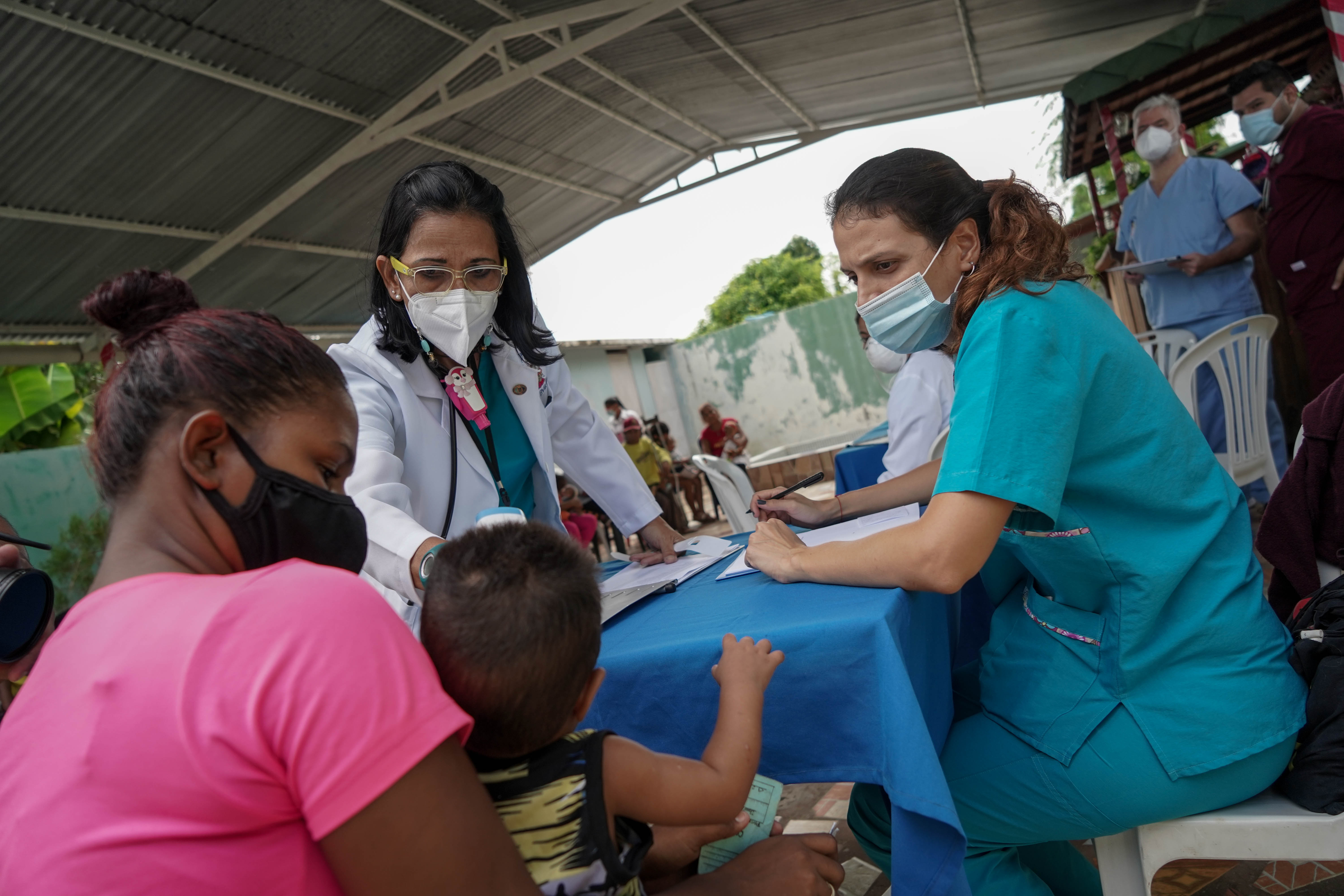 Dos médicos venezolanos tratan de salvar a niños desnutridos ...