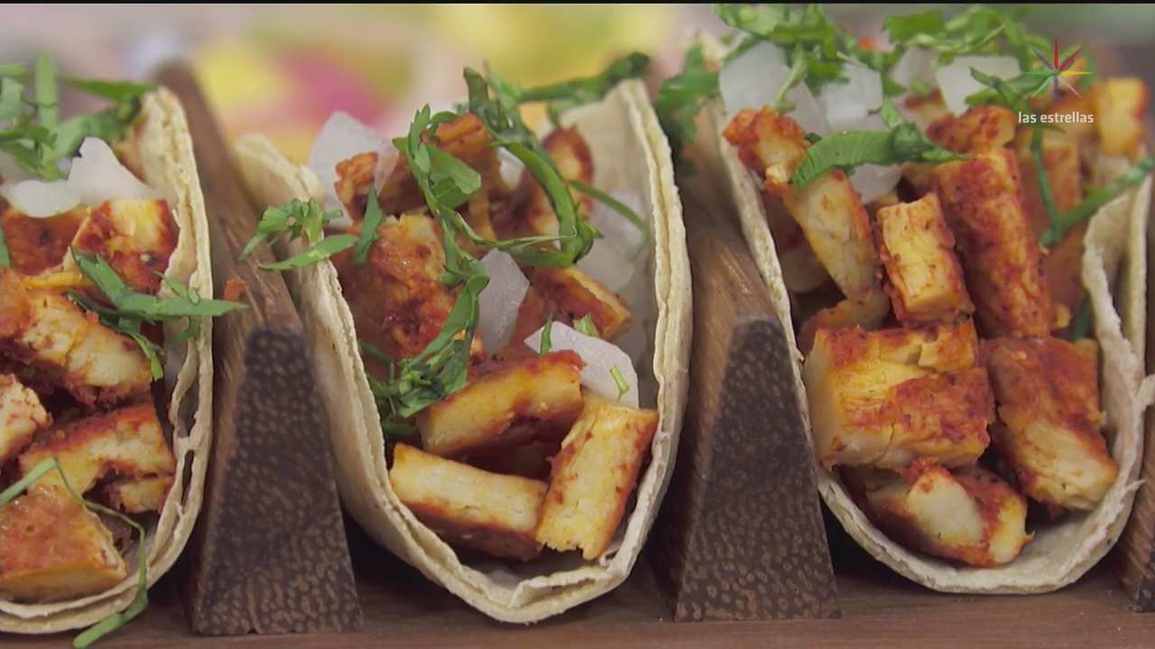 RECETA: Tacos de pollo al pastor | Shows Cuéntamelo Ya! | Las Estrellas