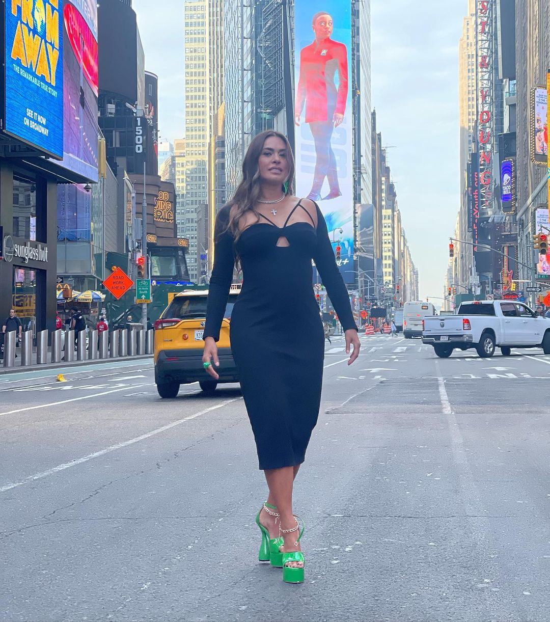 Galilea impacta con ajustado vestido y tacones fosfo en Nueva York | Shows Estilo de Vida | Las ...
