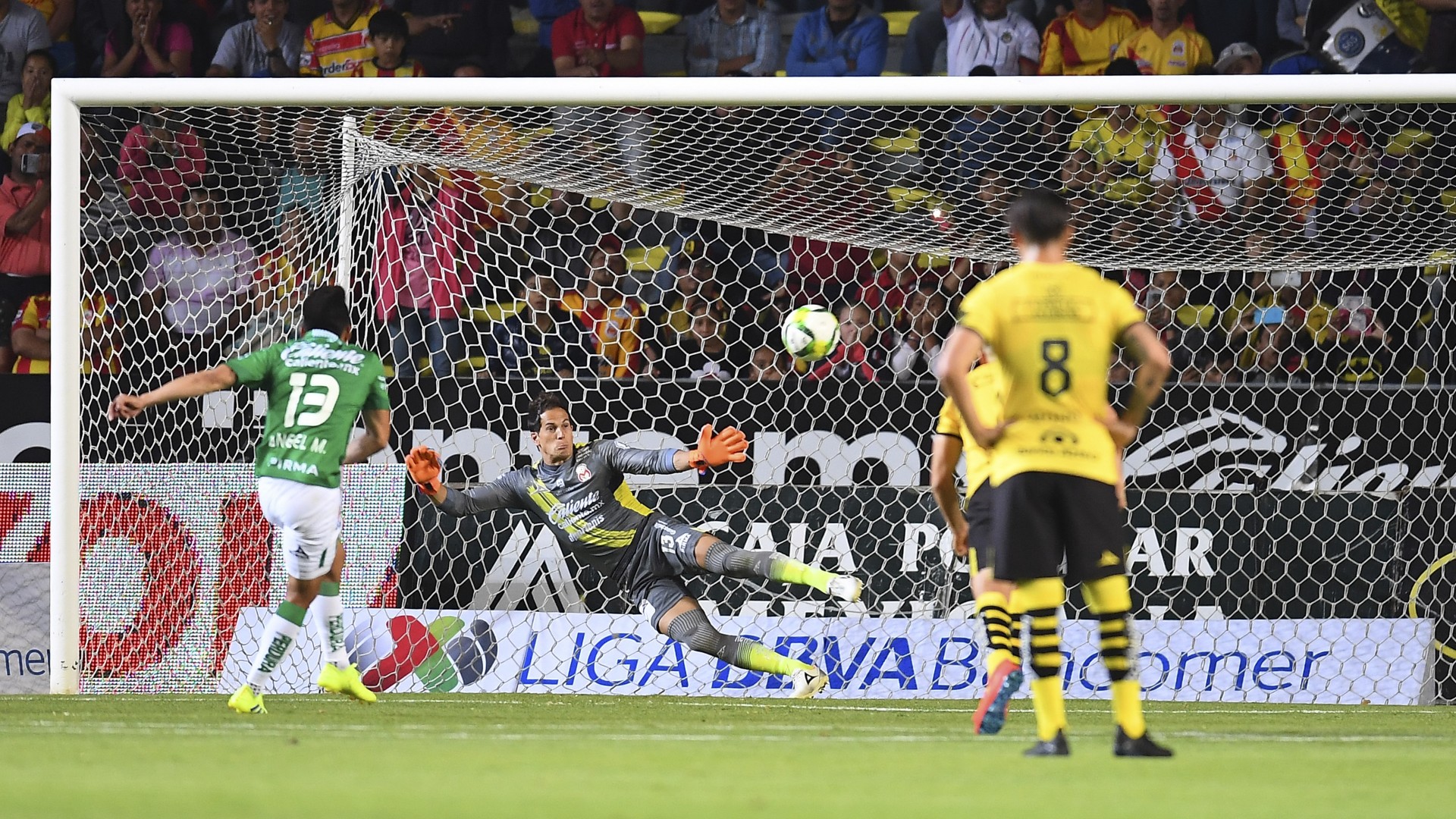 Gol Ángel Mena (Monarcas 2-2 León) | Deportes Más Deportes | TUDN Univision